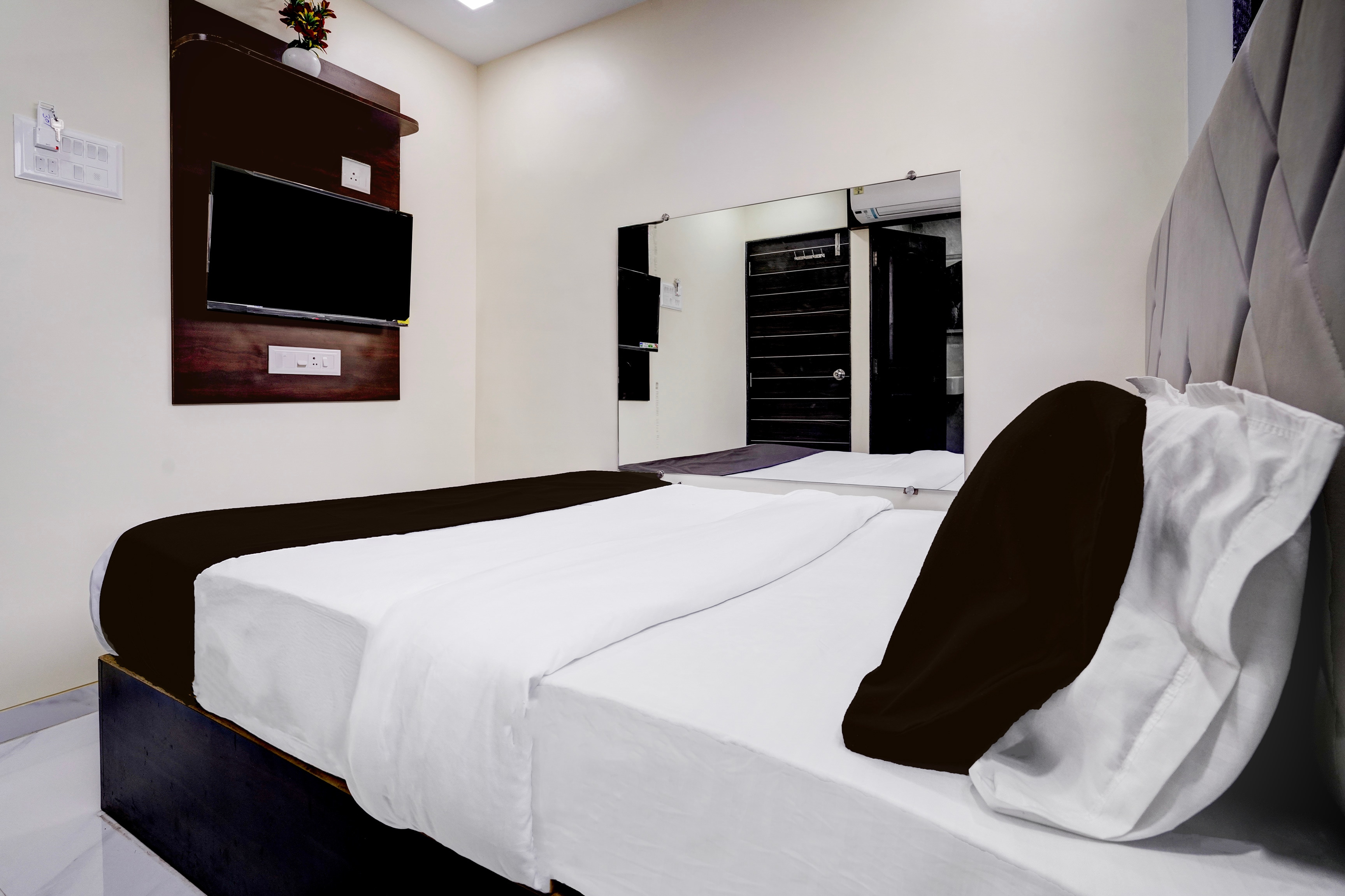 Hotel O Class Inn, Flagship Mumbai, Book @ ₹1524 - OYO