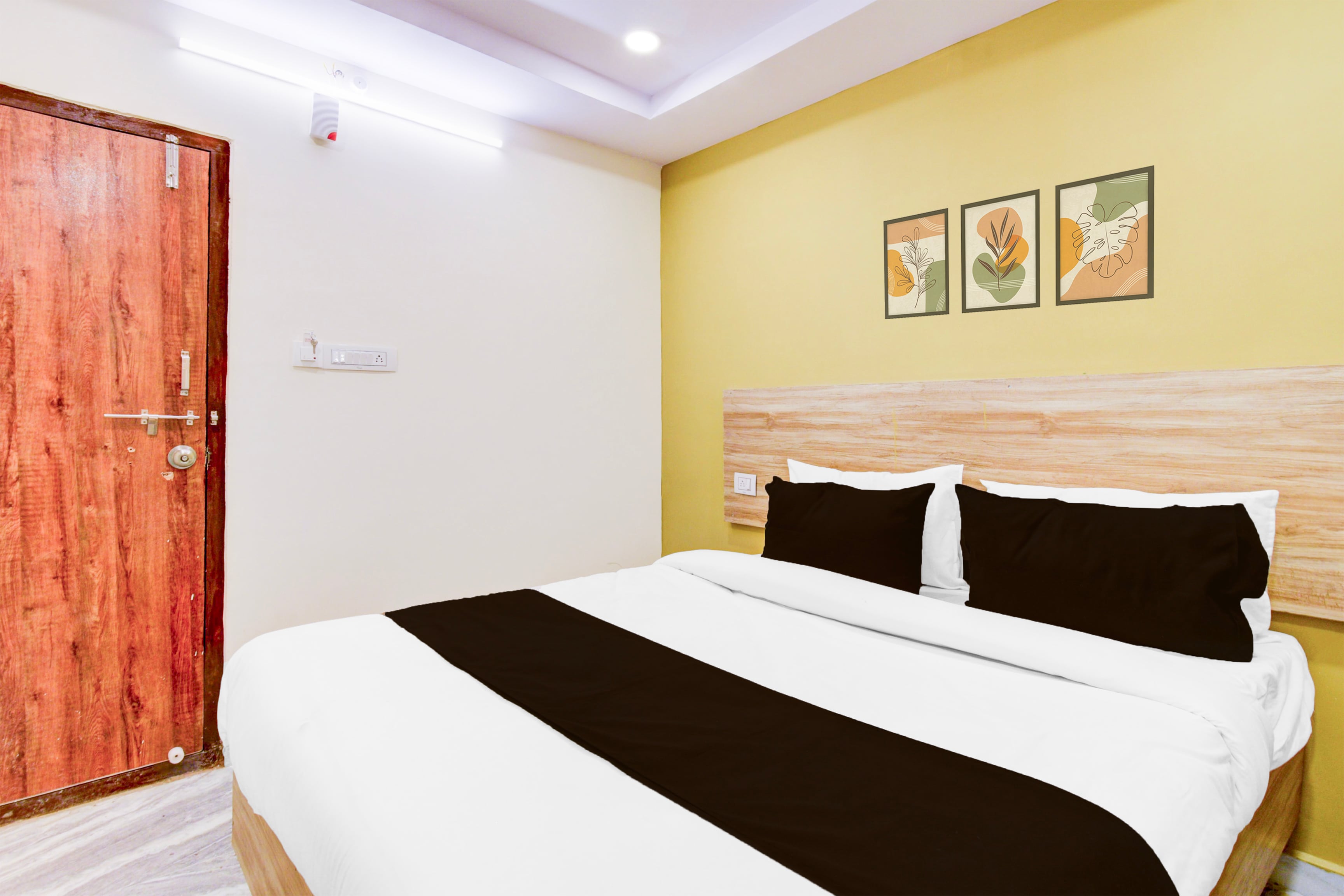 Hotel O RAGA'S GRAND LUXURY ROOMS, Flagship Hyderabad, Book @ ₹1045 - OYO