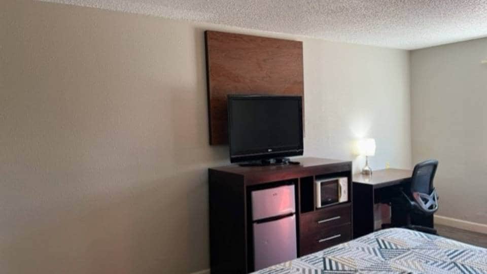 Motel 6 Tulsa, OK - Airport, Motel 6 Tulsa, Book @ $64 - OYO