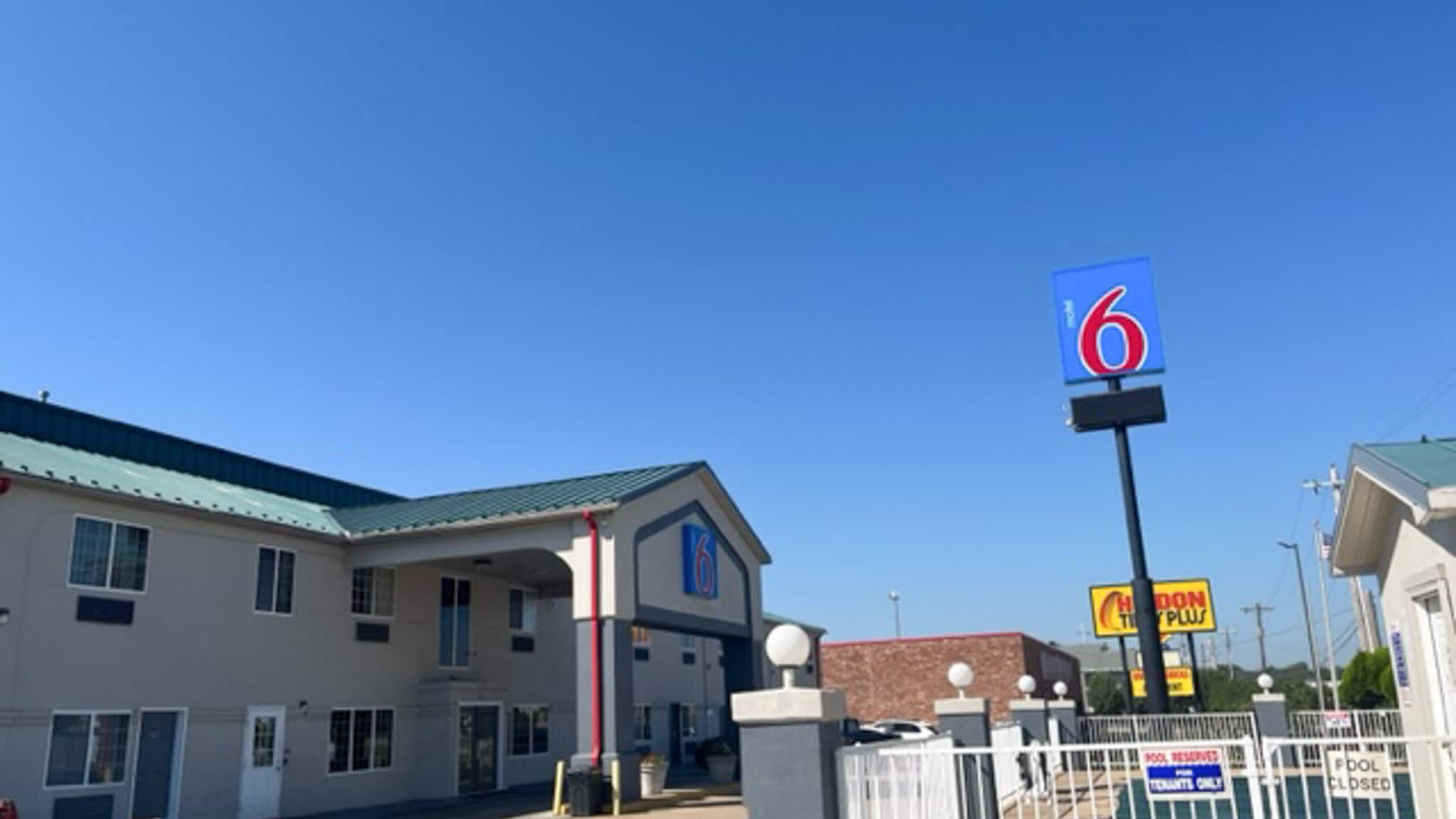 Motel 6 Tulsa, OK - Airport, Motel 6 Tulsa, Book @ $57