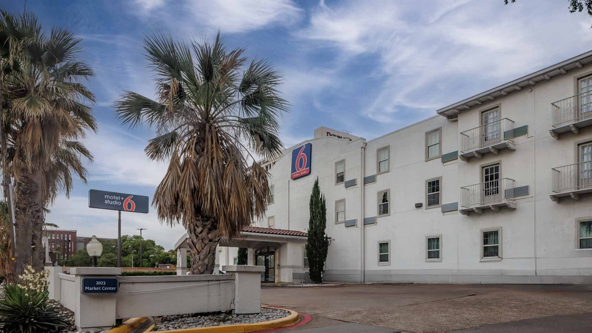 Motel 6 Dallas, TX - Downtown, Motel 6 Dallas, Book @ $58 - OYO