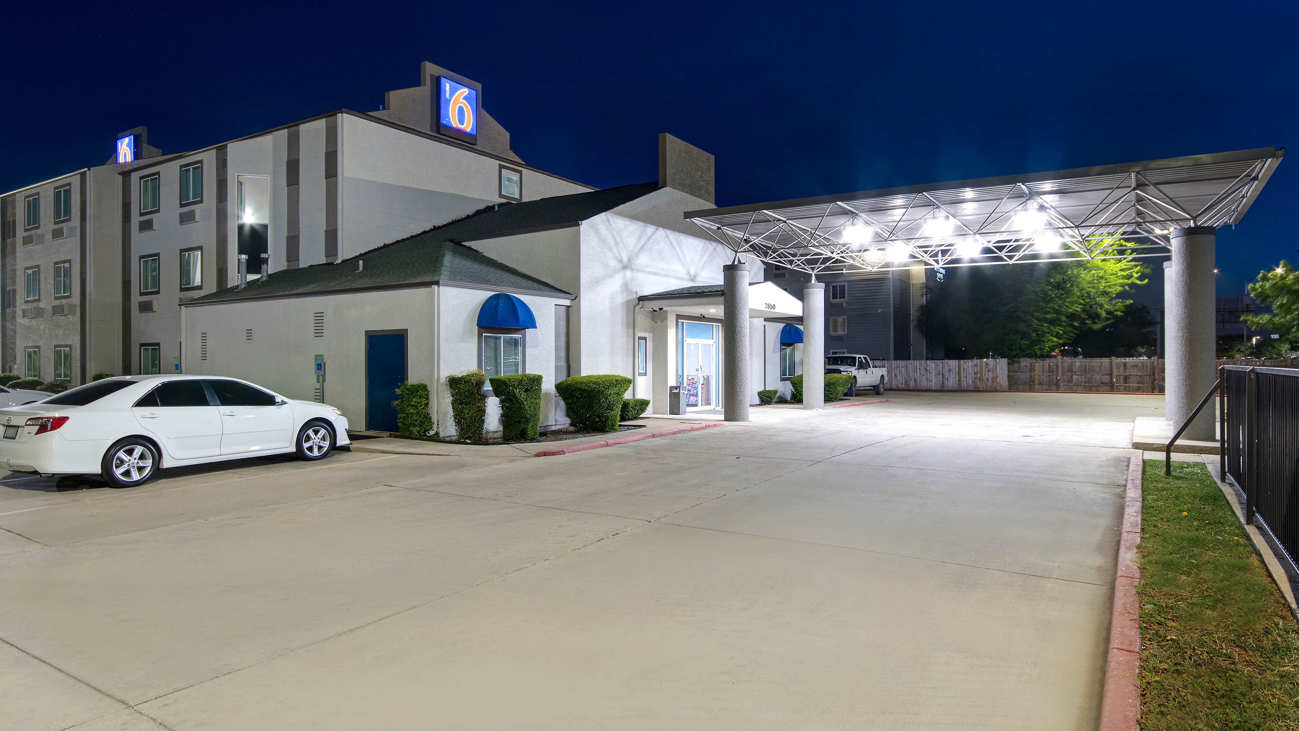 Motel 6 San Antonio, TX - South, Motel 6 San-Antonio, Book @ $68 - OYO