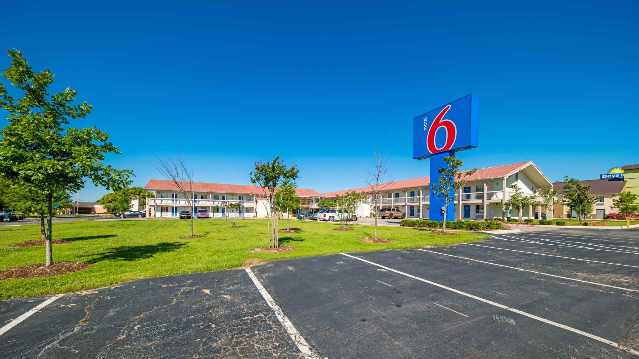 Motel 6 Dallas, TX - Farmers Branch, Motel 6 Farmers Branch, Book @ $49