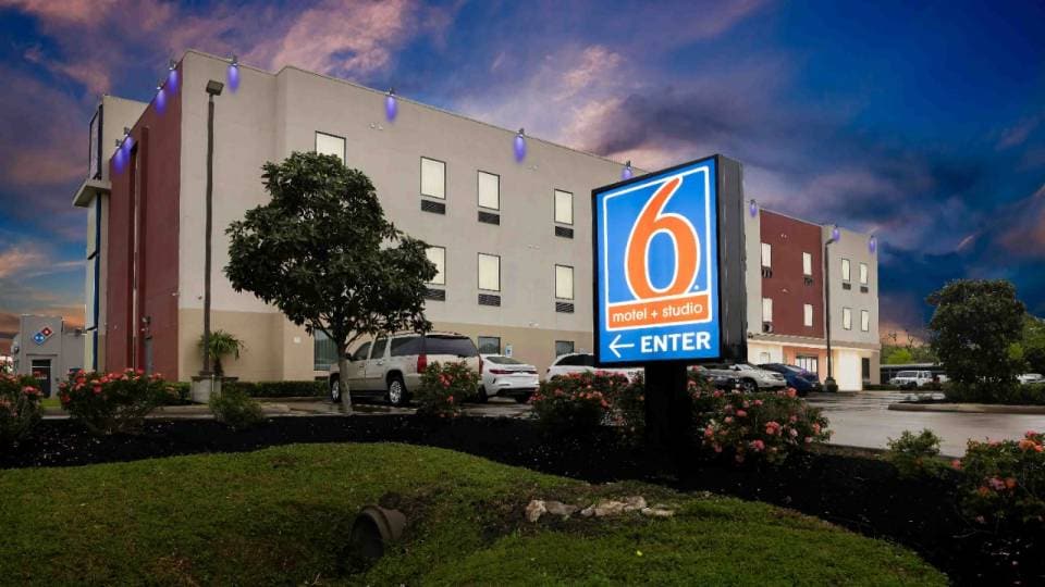Motel 6 Texas City, TX - I-45 South, Motel 6 TEXAS CITY, Book @ $78 - OYO