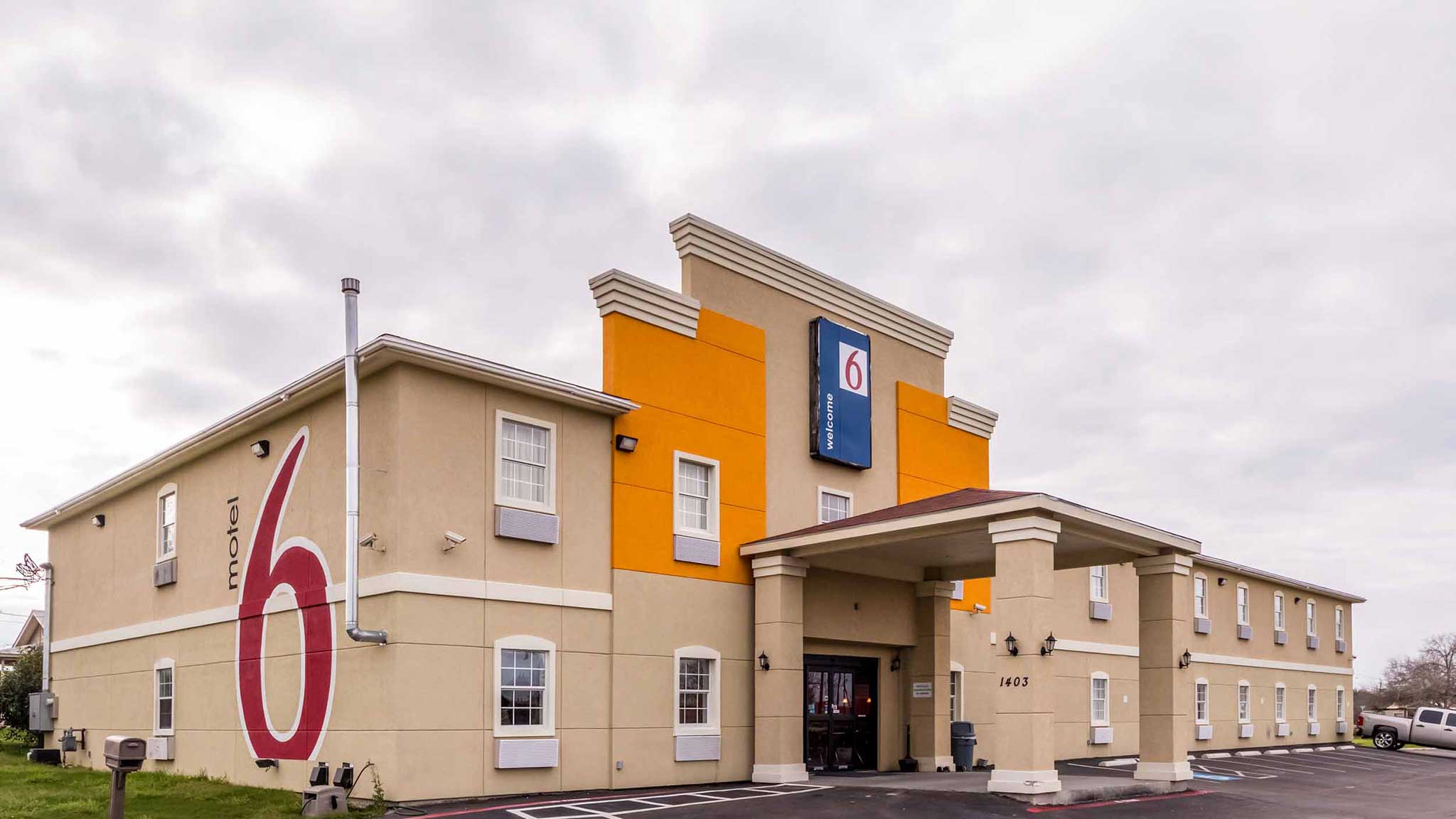 Motel 6 Jourdanton, TX, Motel 6 JOURDANTON, Book @ $41 - OYO