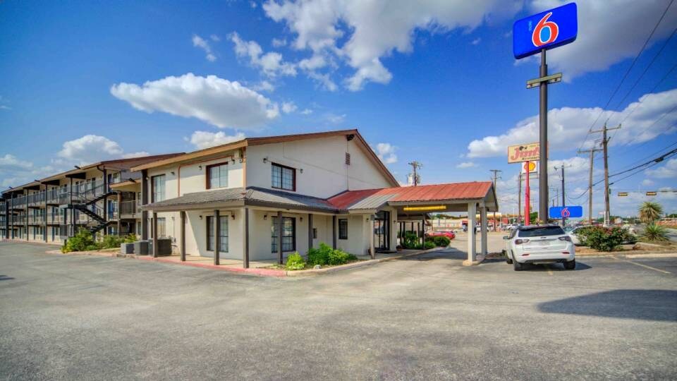 Motel 6 San Antonio, TX – I-35 North Corridor, Motel 6 San-Antonio ...