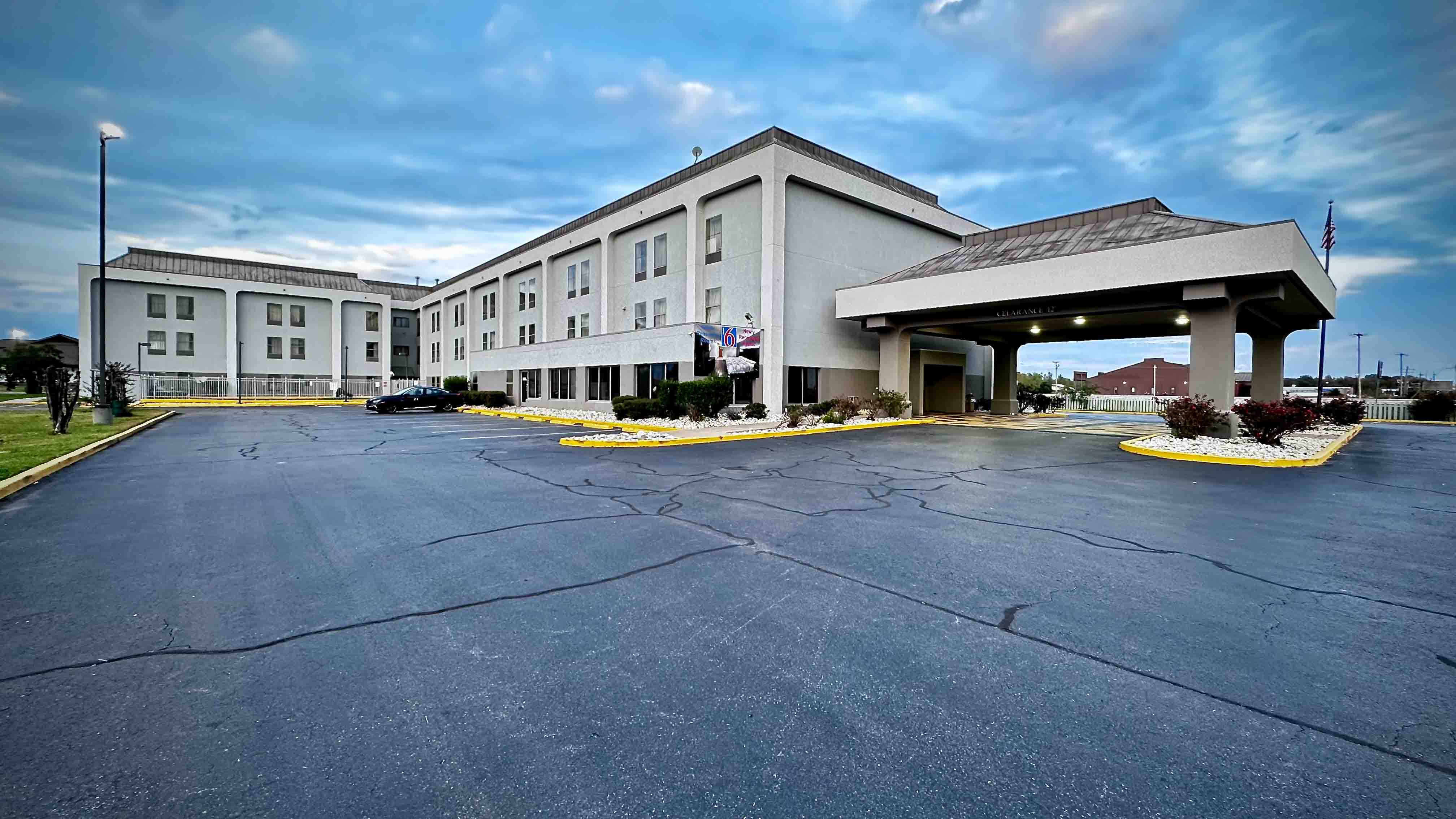 Motel 6 Pine Bluff, AR, Motel 6 Pine Bluff, Book @ $62