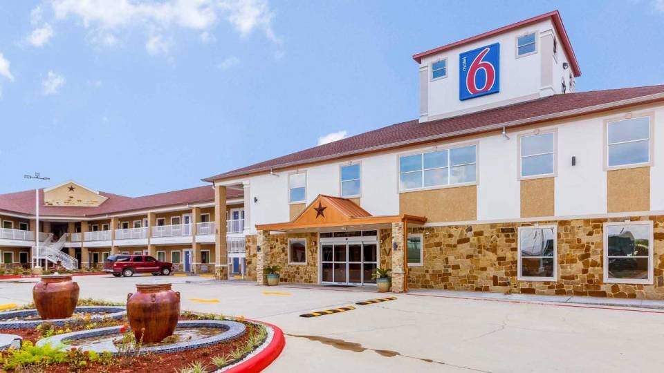 Motel 6 Houston, TX - North, Motel 6 Houston, Book @ $51 - OYO