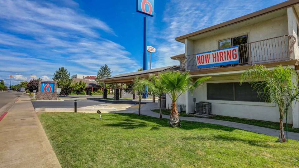 Motel 6 Anderson, CA - Redding Airport, Motel 6 Anderson, Book @ $74 - OYO