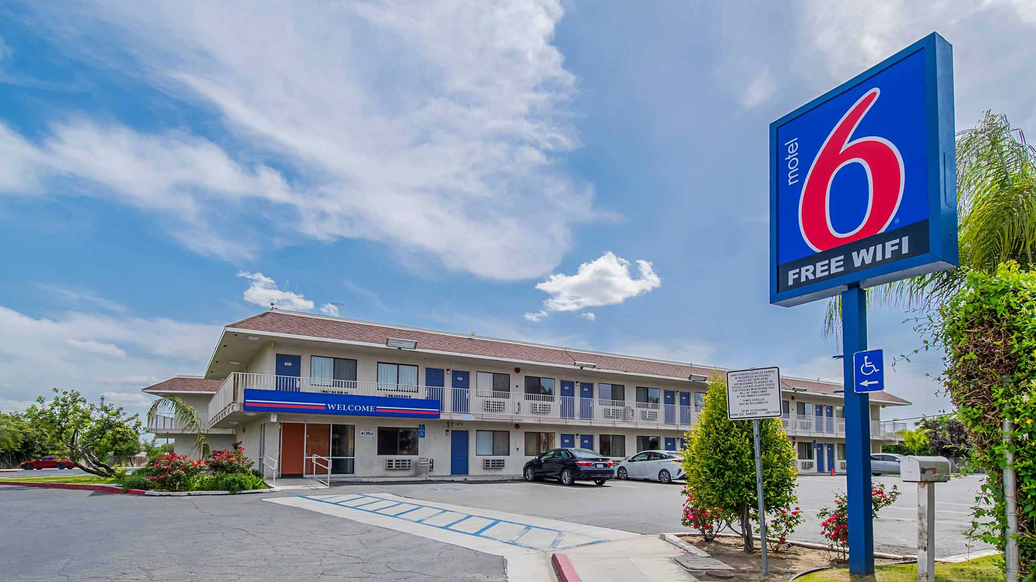 Motel 6 Bakersfield, CA - Airport, Motel 6 Bakersfield, Book @ $53 - OYO