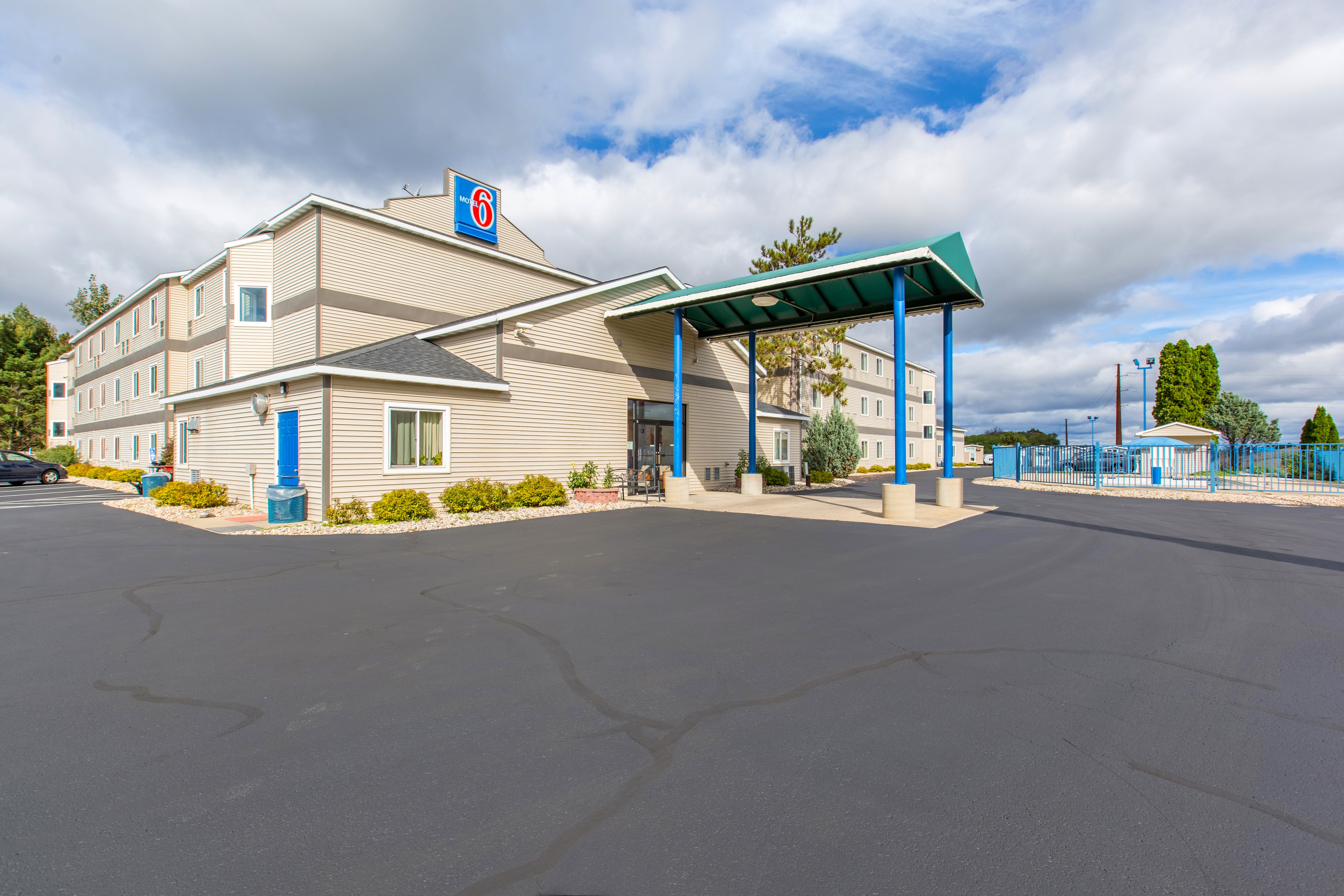Motel 6 Baraboo, WI - Lake Delton, Motel 6 Baraboo, Book @ $58 - OYO