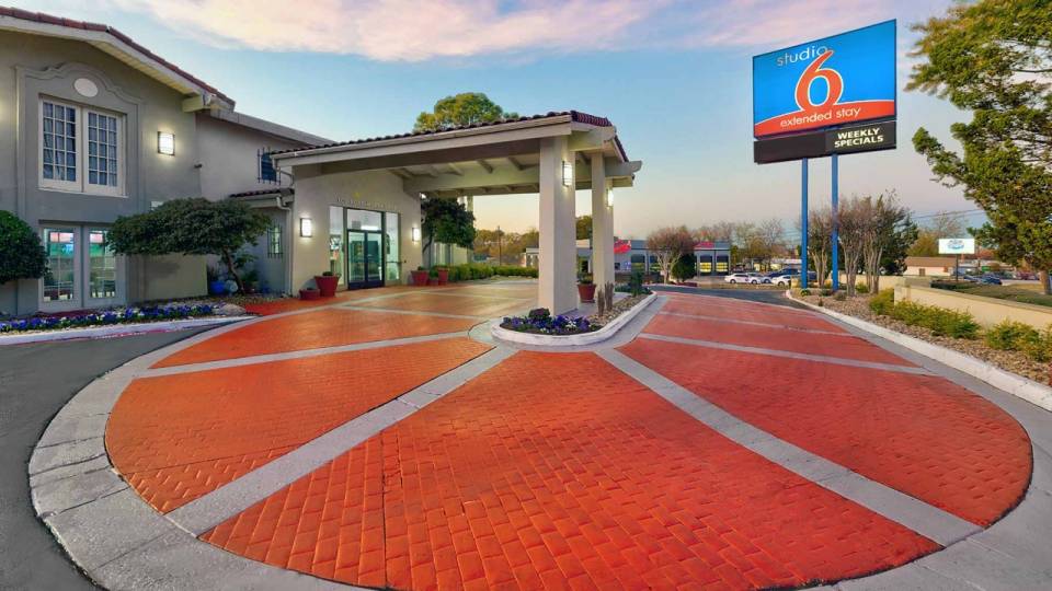 Studio 6 Denton, TX - UNT, Studio 6 Denton, Book @ $87 - OYO