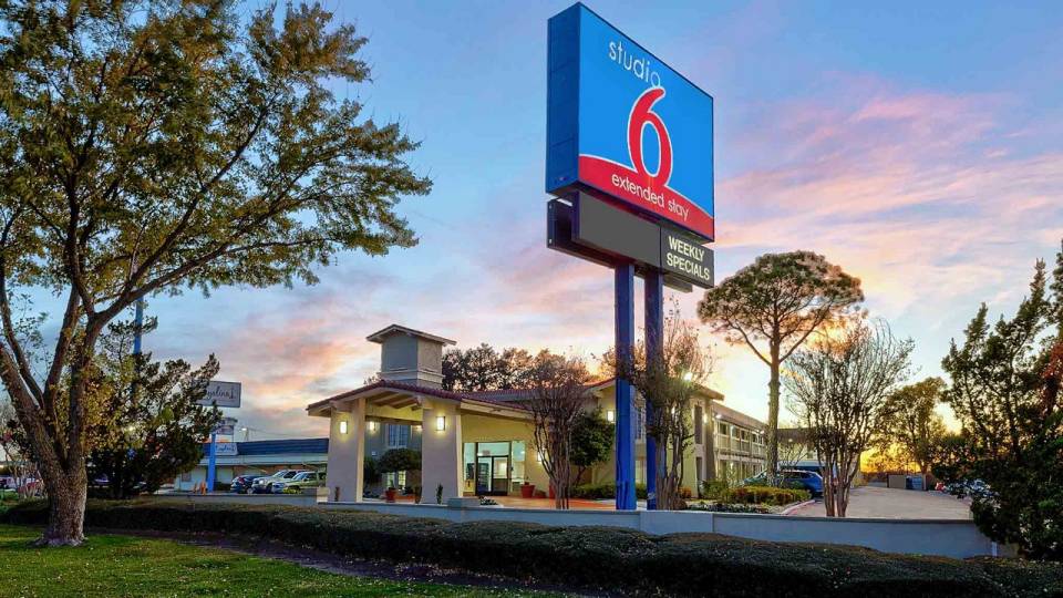 Studio 6 Denton, TX - UNT, Studio 6 Denton, Book @ $58 - OYO