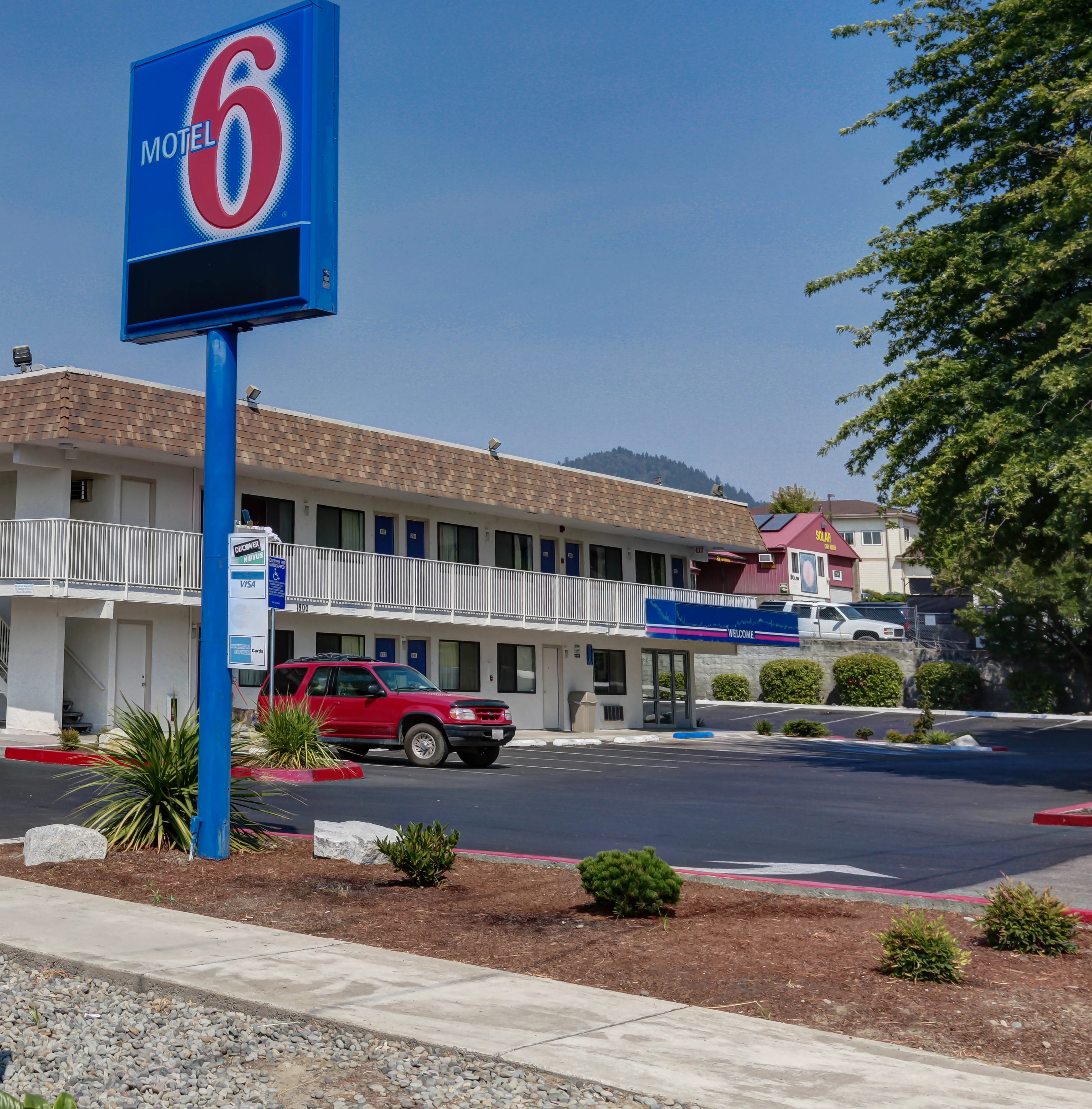 Motel 6 Grants Pass, OR, Motel 6 GRANTS PASS, Book @ $53