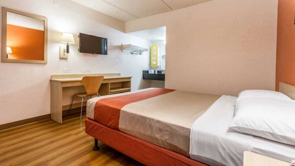 Motel 6 Tempe, AZ – Phoenix Airport – Priest Dr, Motel 6 Tempe, Book ...