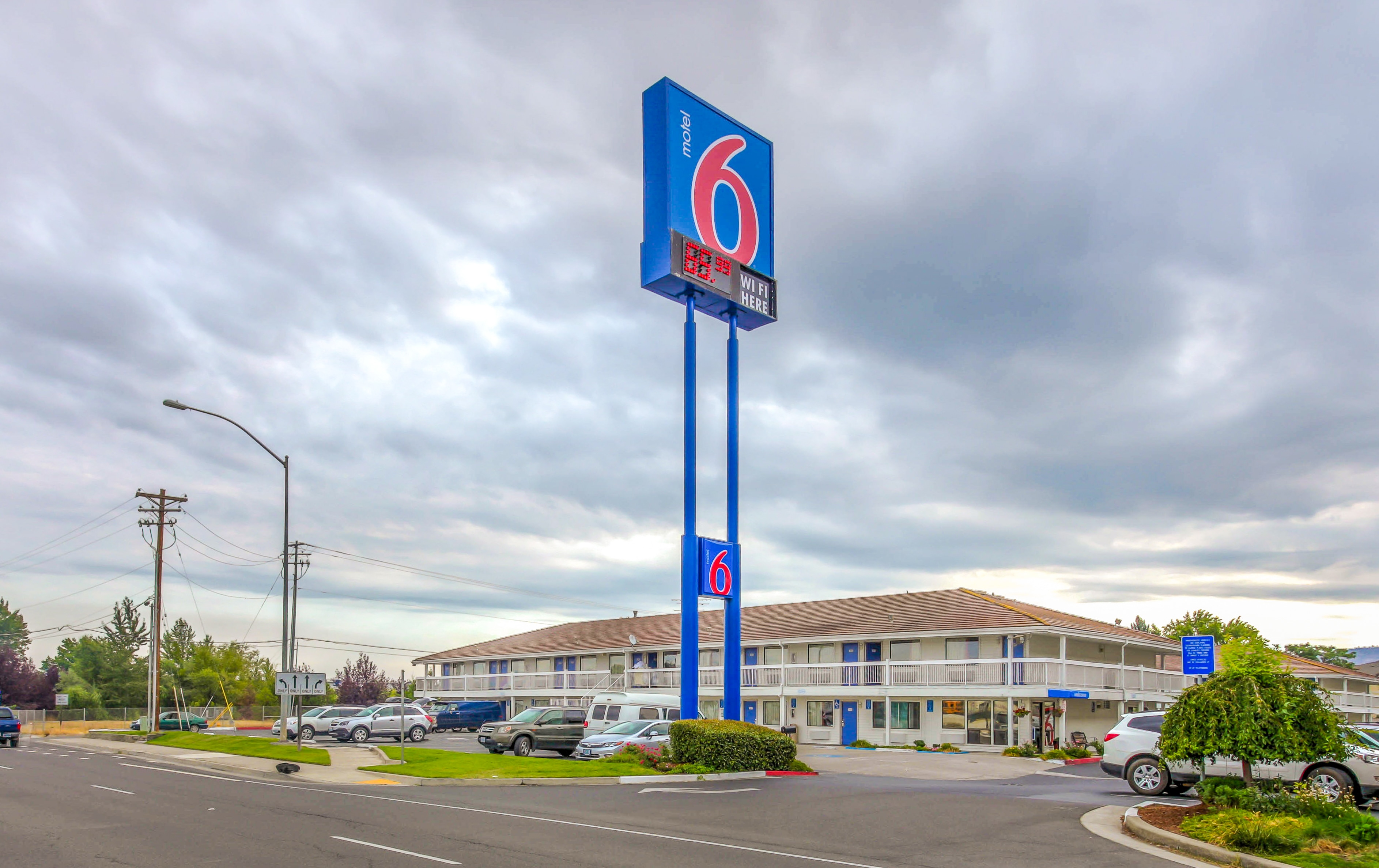 Motel 6 Medford, OR - North, Motel 6 Medford OR, Book @ $62 - OYO