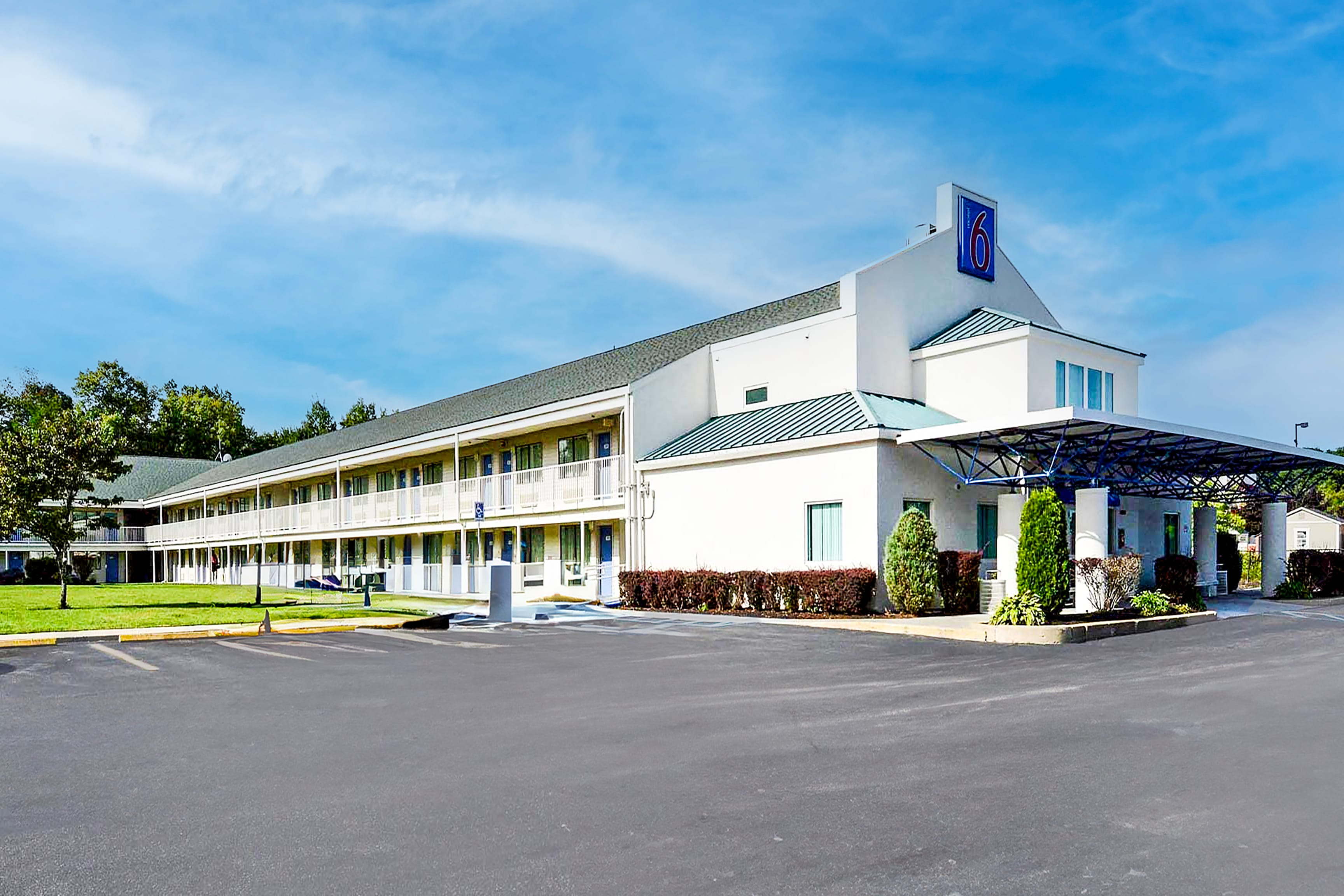 Motel 6 Tewksbury, MA - Boston, Motel 6 Tewksbury, Book @ $107 - OYO