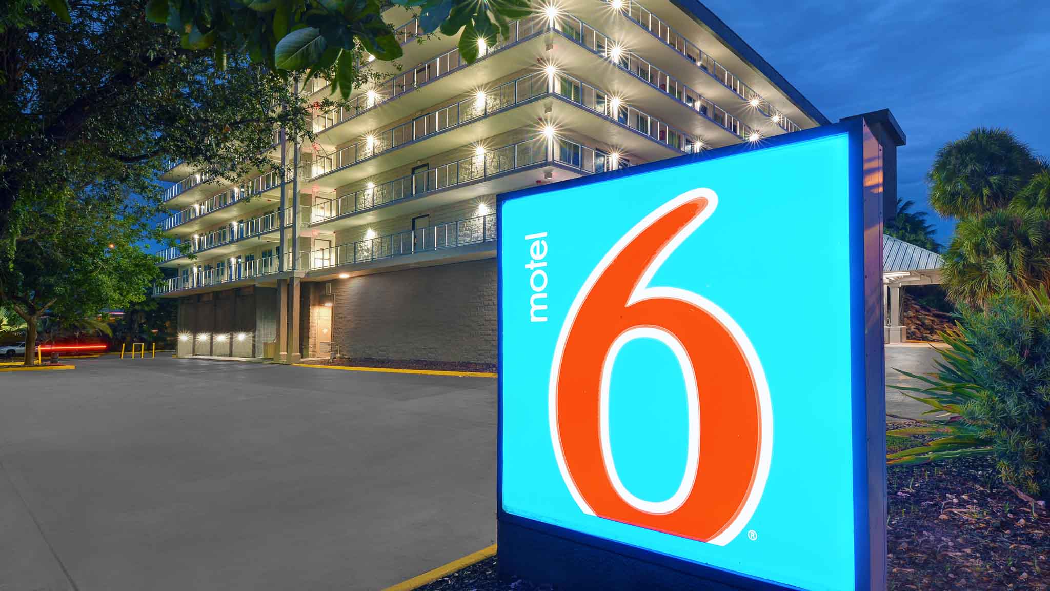 Motel 6 Cutler Bay, FL - Miami, Motel 6 Cutler Bay, Book @ $73 - OYO