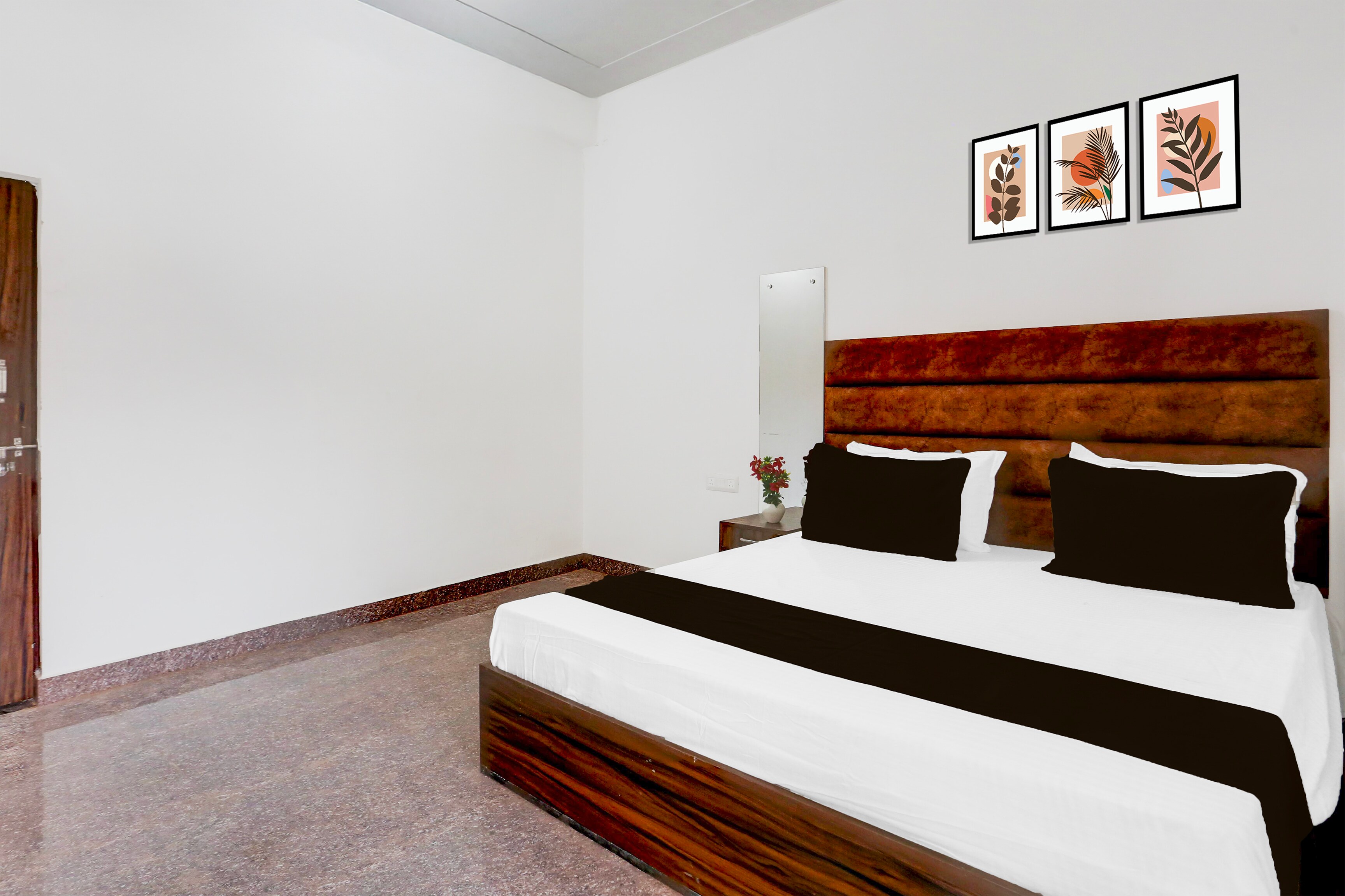 HOTEL O RAJENDRA PALACE , Flagship Mathura, Book @ ₹1568 - OYO