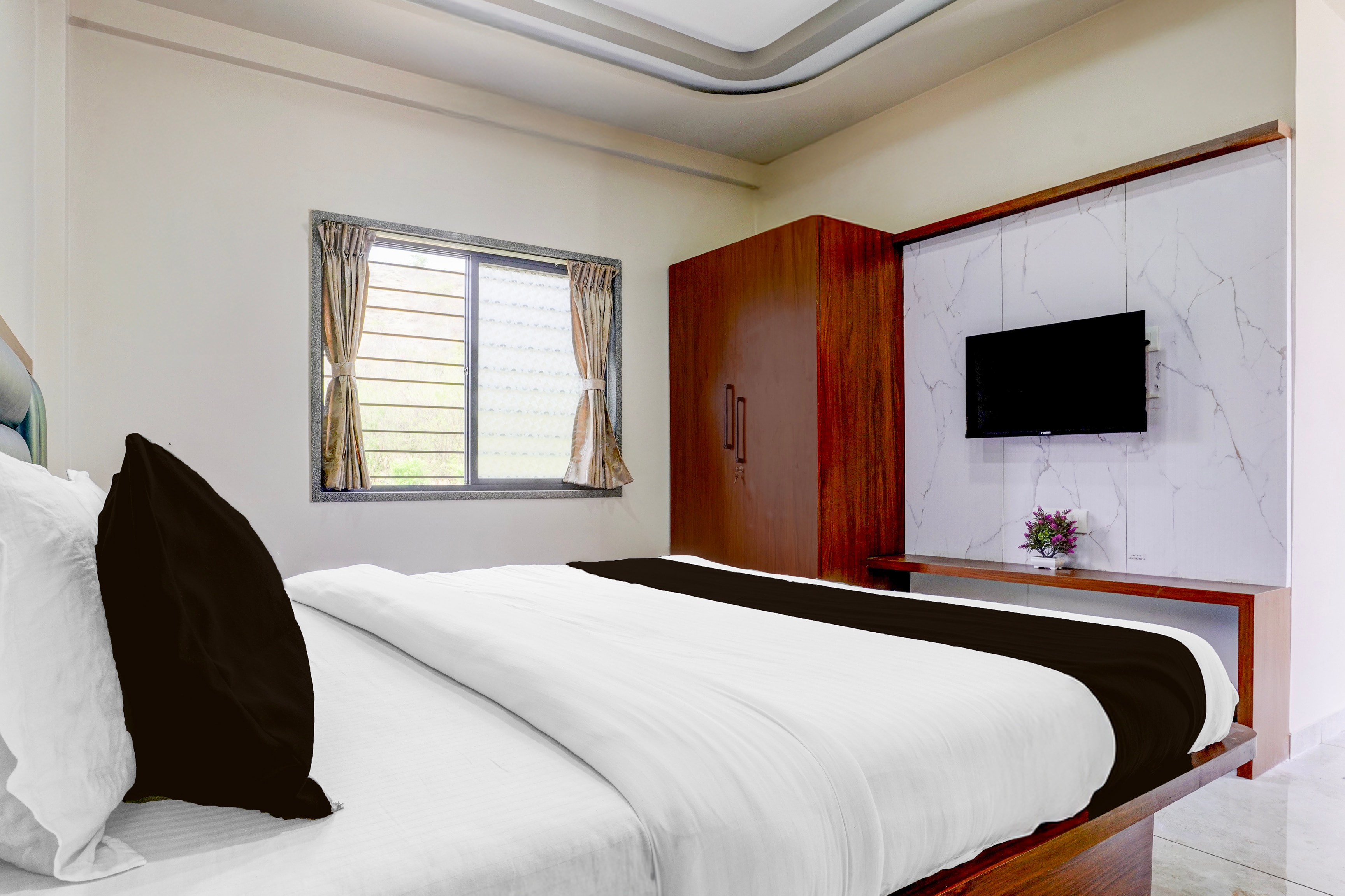 HOTEL O ROYAL Lodging & Resto, Flagship Kolhapur, Book @ ₹1108 - OYO