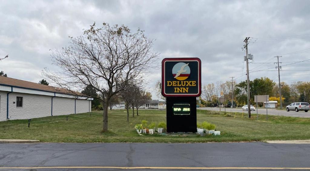 Deluxe Inn by OYO Near Toledo Ohio, OYO Hotels Erie, MI, Book @ $68 - OYO