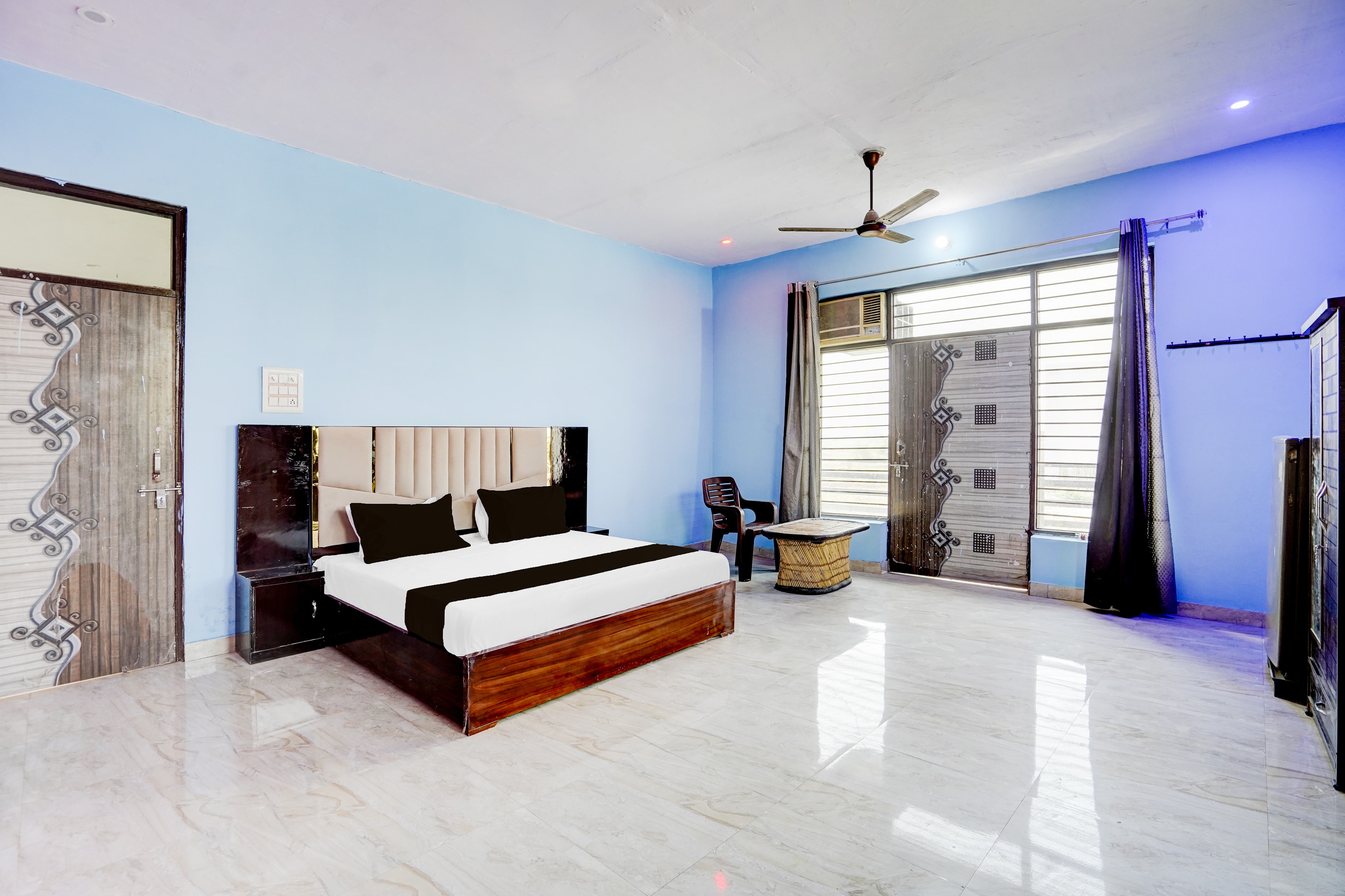 SPOT ON Dev Hotel, SPOT ON Noida, Book @ ₹1095 - OYO