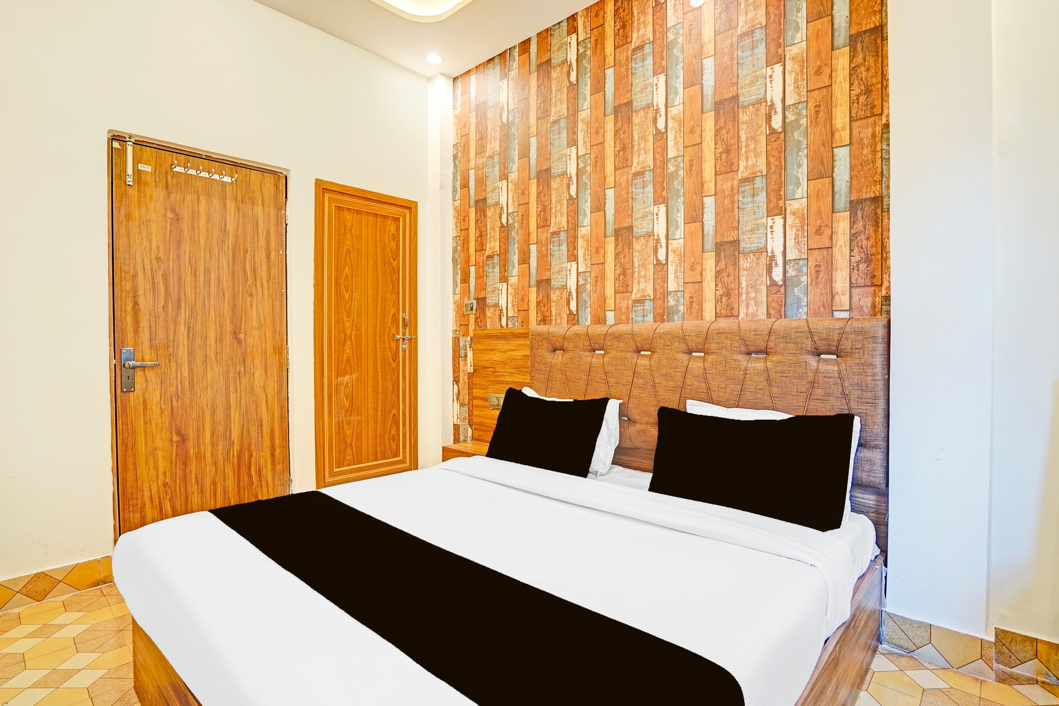 Hotel O MB Grand , Flagship Varanasi, Book @ ₹2855 - OYO