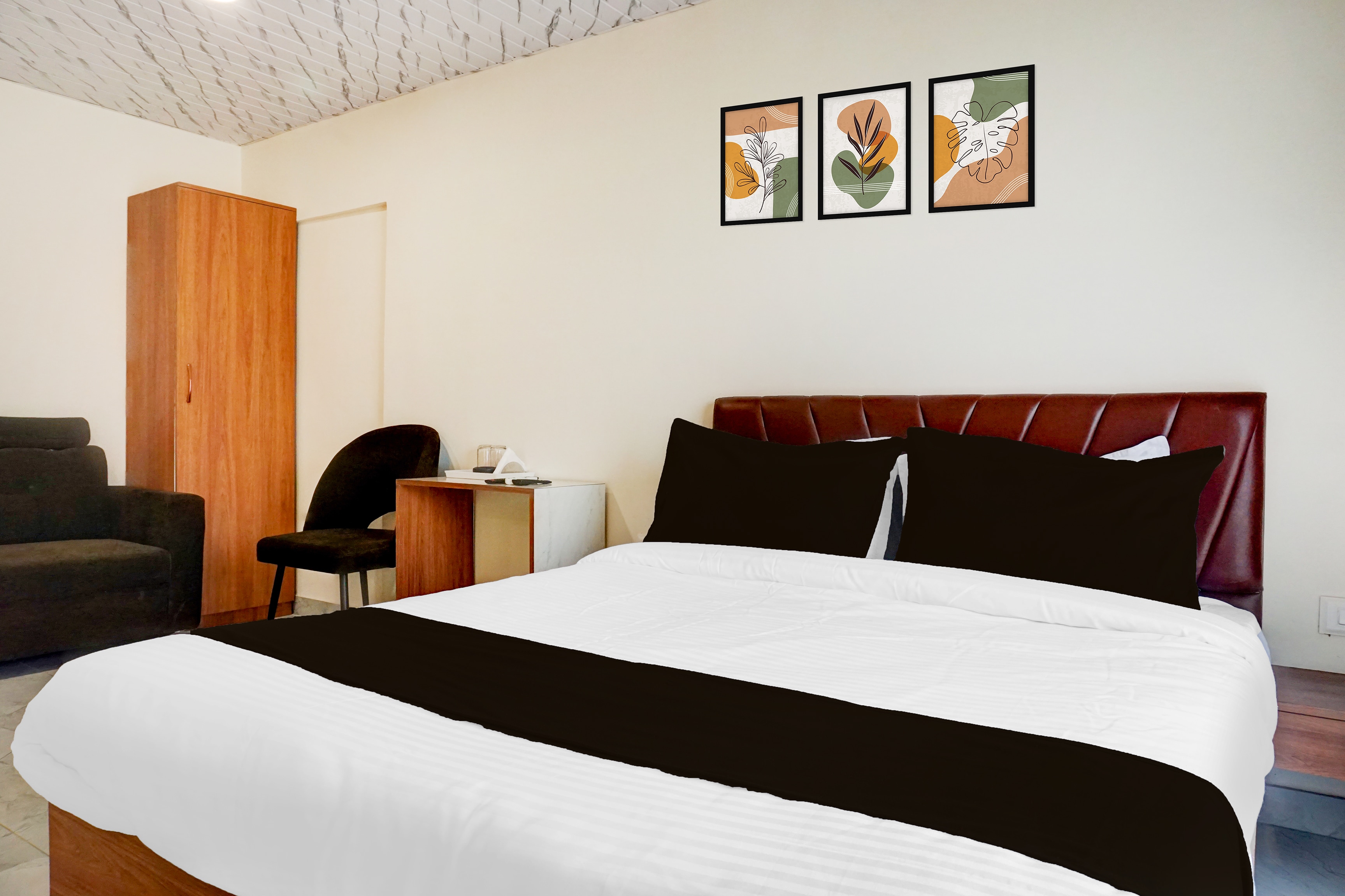 Hotel O by OYO Oomkar Hotel & Lodging, Flagship Pune, Book @ ₹1152 - OYO