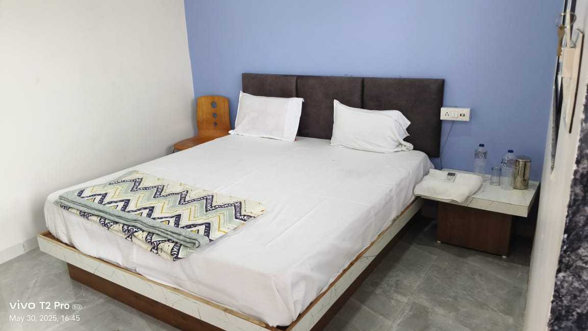 SPOT ON Hotel Parag Palace, Listing Network Dewas, Book @ ₹1200 - OYO