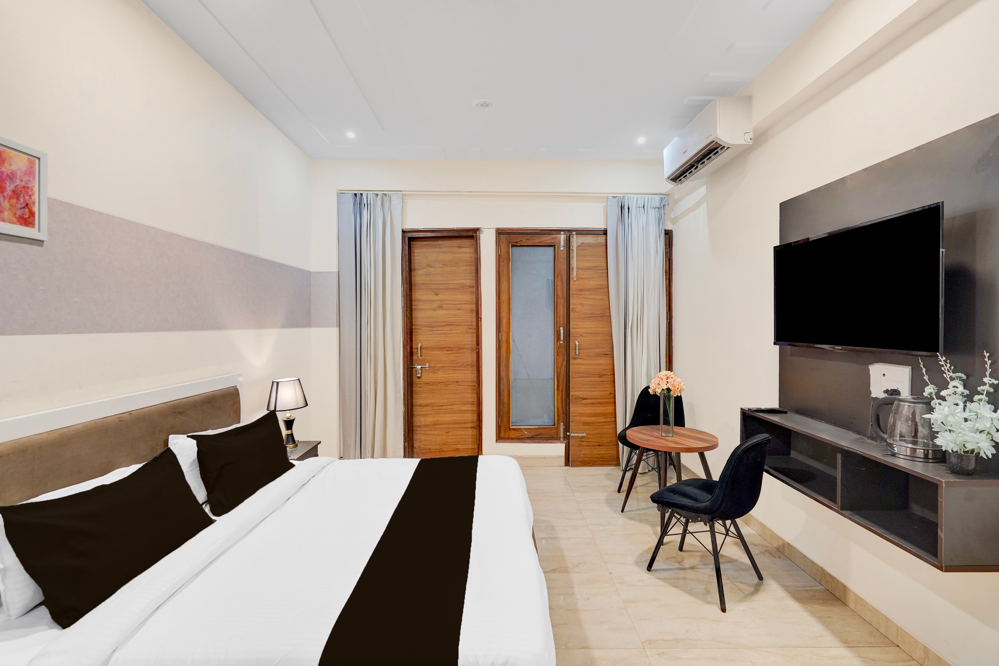 Hotel O Moksh, Flagship Noida, Book @ ₹1379 - OYO