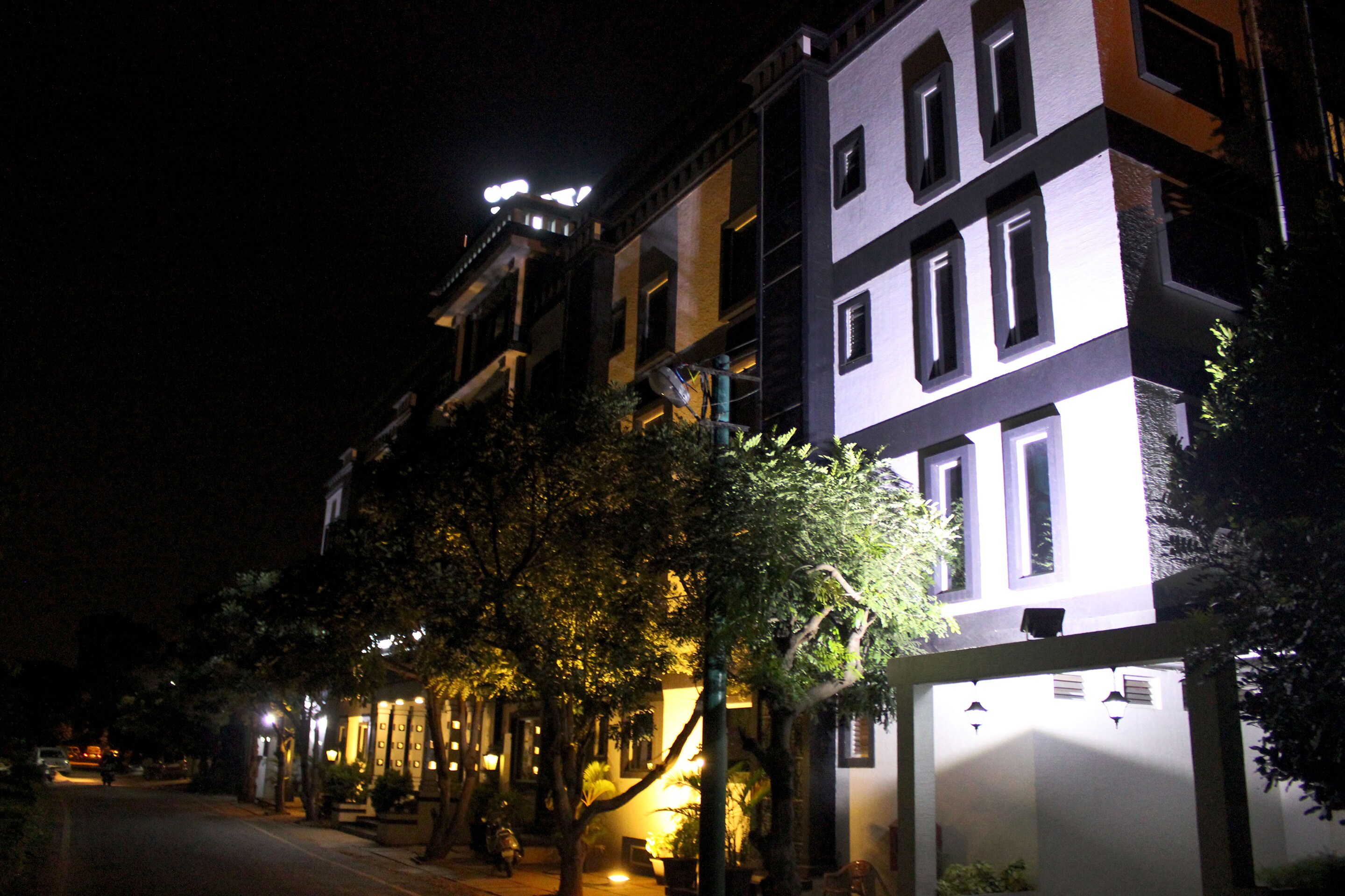 OYO 2418 Liwa Hotel, Premium Bangalore, Book @ ₹1095 - OYO