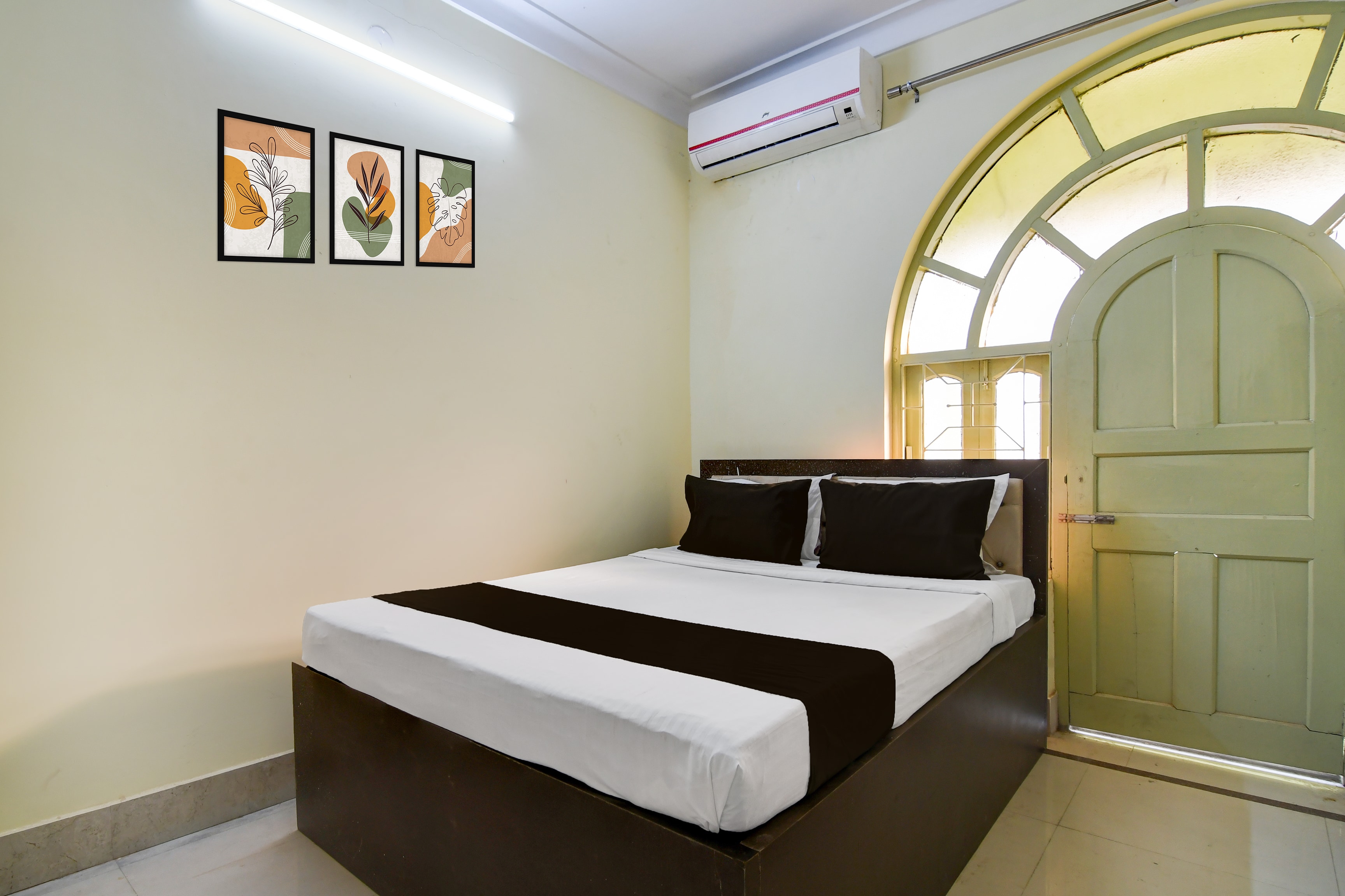 POP 84116K Hotel O Maa Tara Guest House, Flagship Kolkata, Book @ ₹1202 ...