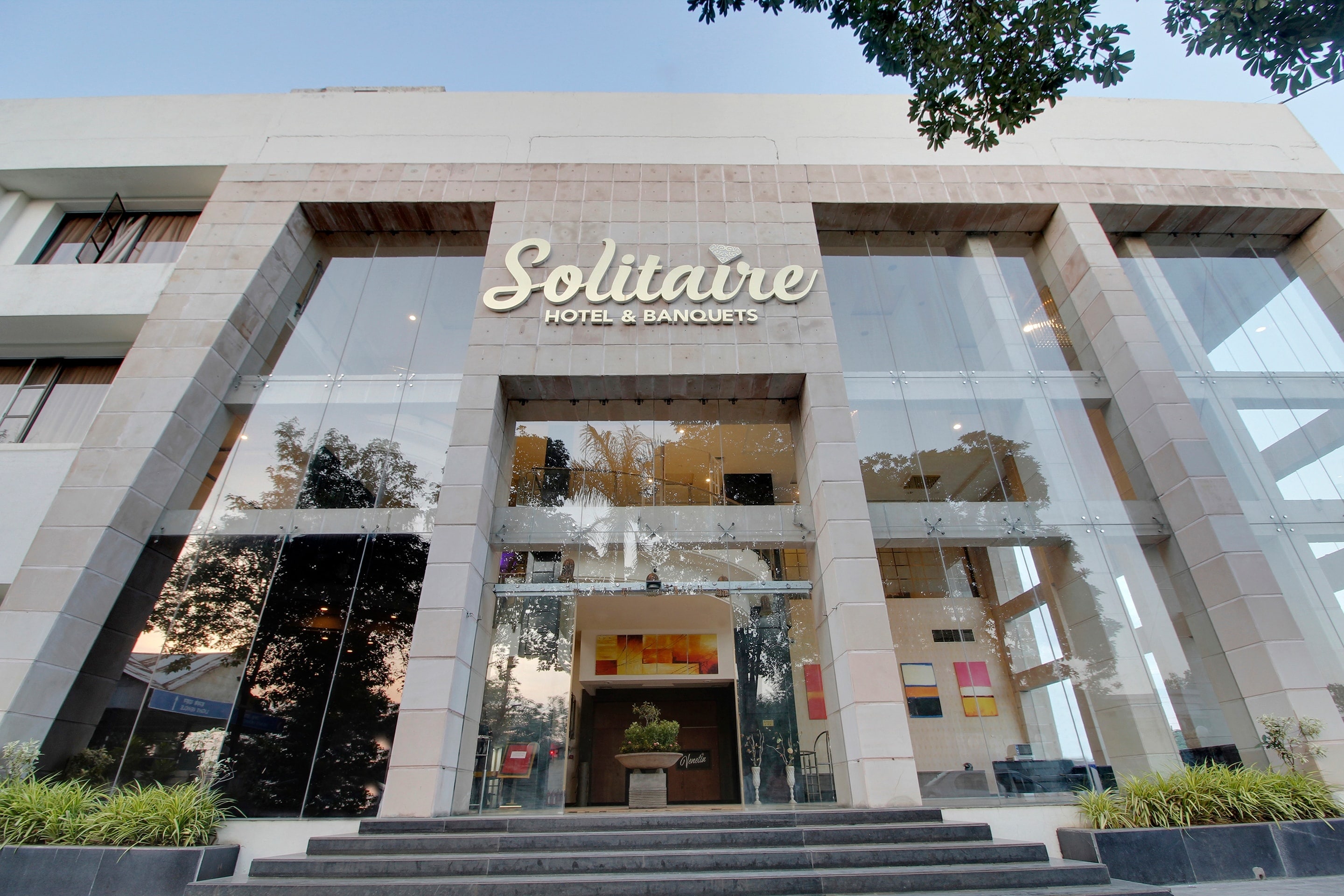 Capital O Hotel Solitaire, Capital O नागपुर, Book @ ₹451 - OYO