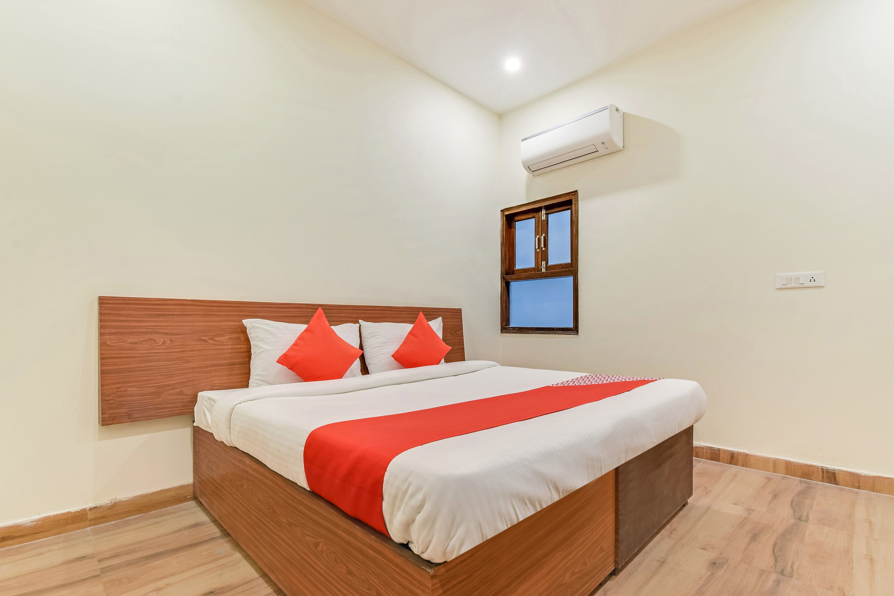 OYO Flagship 439 Krishna Living, Flagship नोएडा, Book @ ₹1095 - OYO