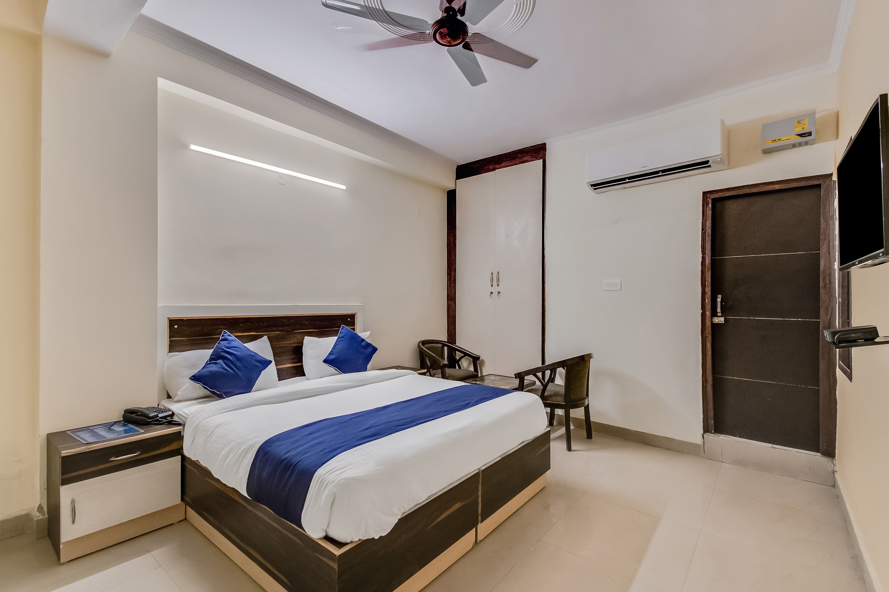 OYO SilverKey 27892 Shanti Complex, Silverkey Noida, Book @ ₹986 - OYO