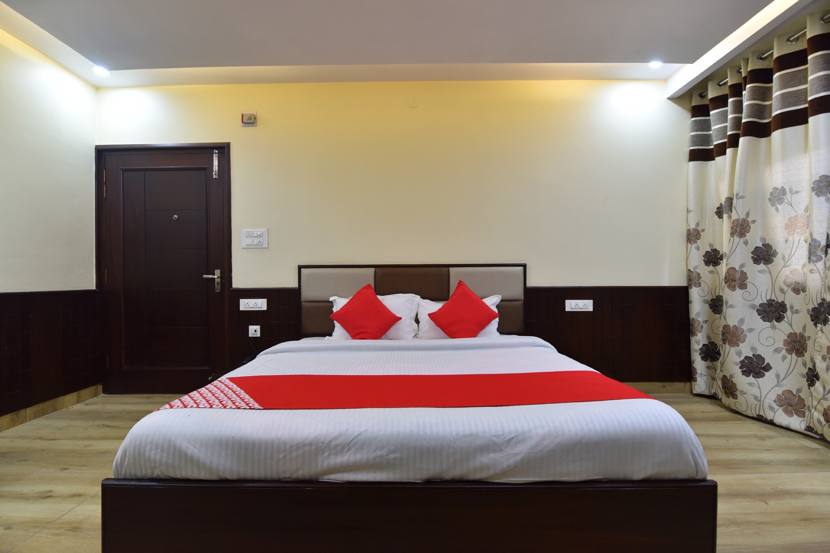 OYO Hotel Anant, Premium Mandi, Book @ ₹497 - OYO