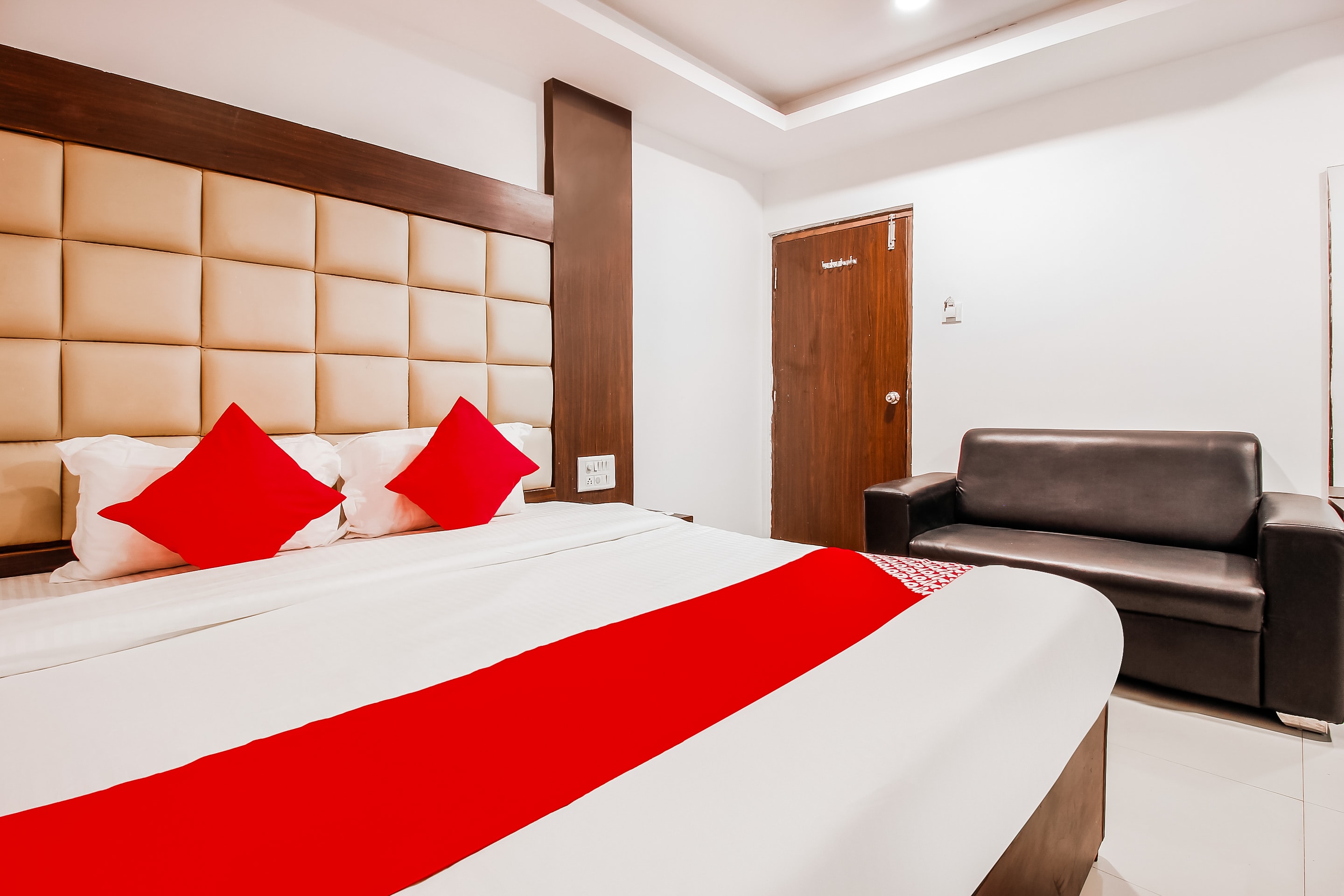 OYO 35487 Hotel Meena Grand, OYO Rooms Hyderabad, Book @ ₹1095 - OYO