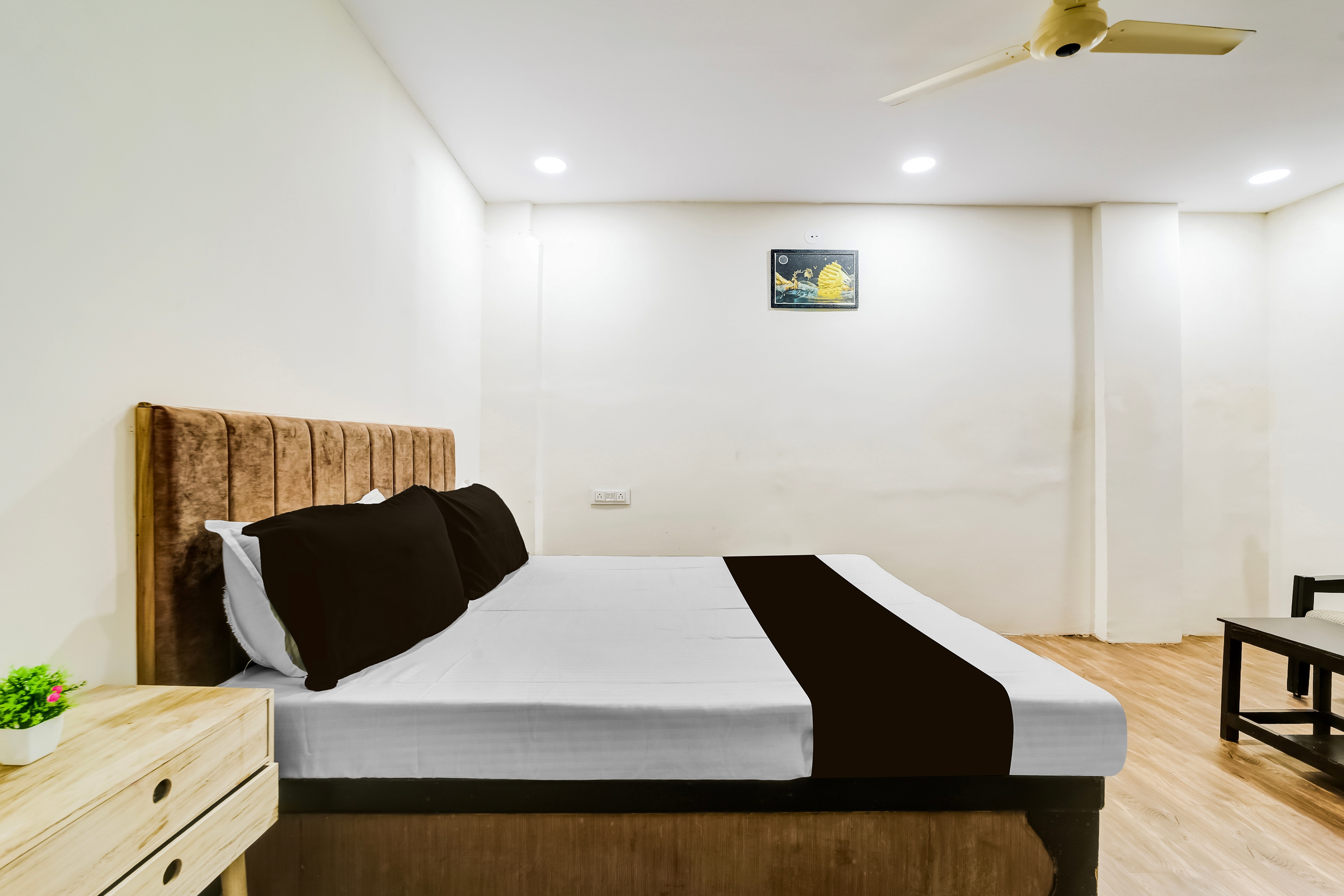 Hotel O by OYO Parth Palace, Flagship Bhopal, Book @ ₹890 - OYO