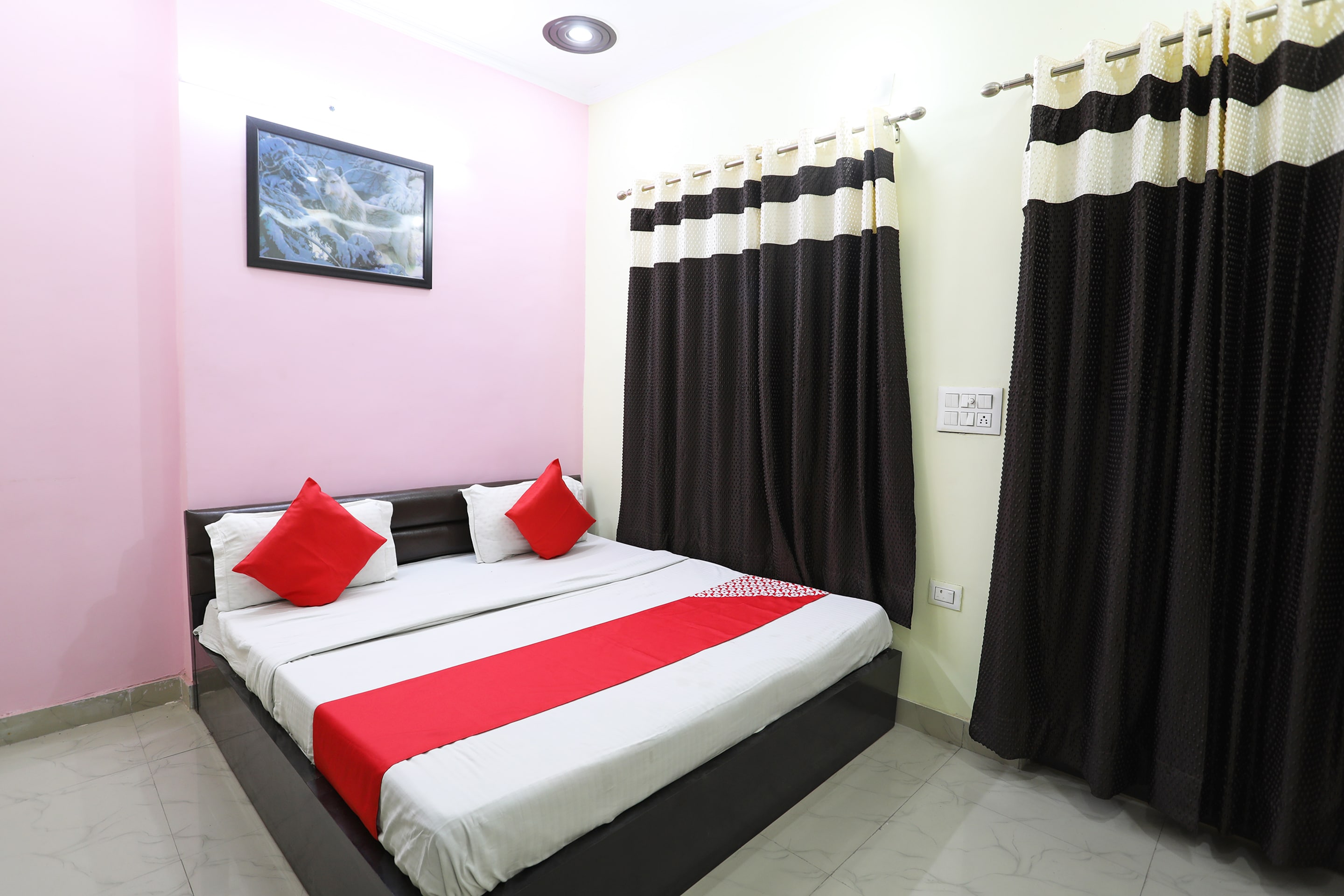 OYO 42912 All In One, OYO Rooms Delhi, Book @ ₹1095 - OYO