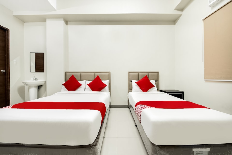 OYO 229 G Place, Manila From ₱401