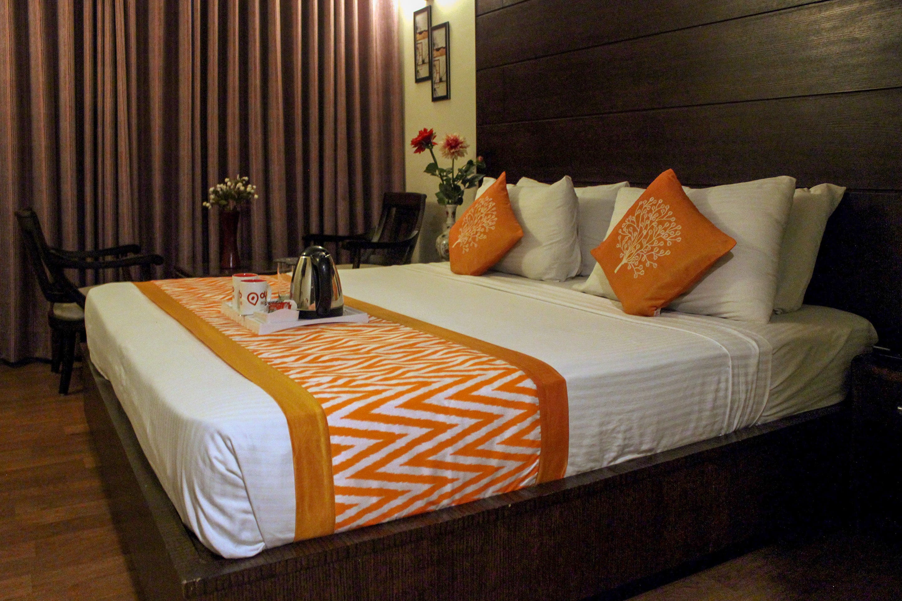 OYO Premium 002 Taj View East Gate, Premium Agra, Book @ ₹1095 - OYO