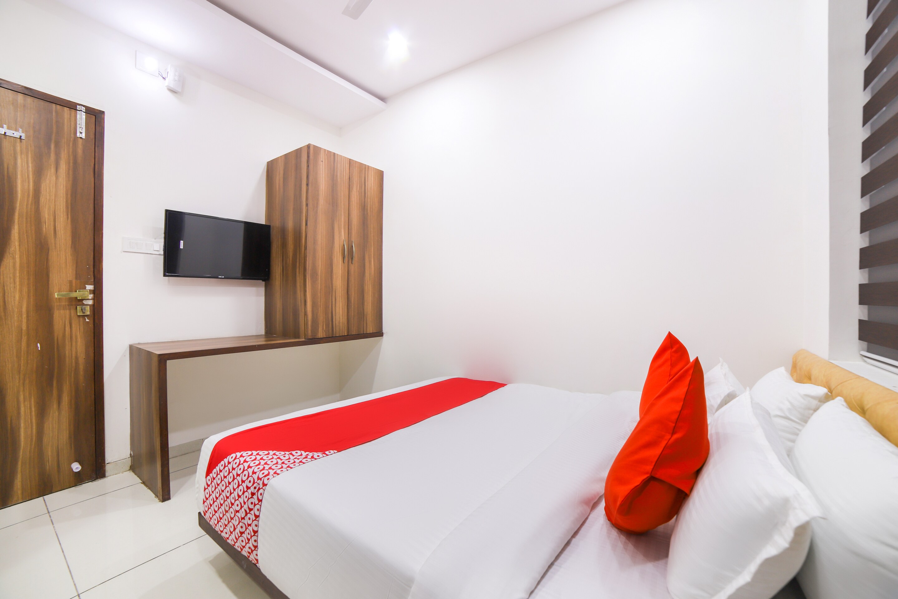 OYO Flagship 47564 Hotel Gallops, Flagship Ahmedabad, Book @ ₹1095 - OYO