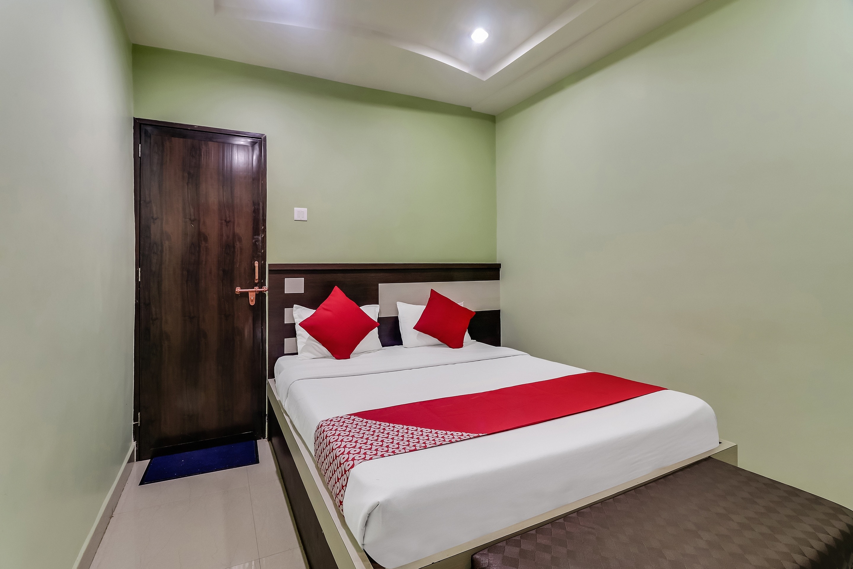 Super OYO Hotel Royal, OYO Rooms Rajnandgaon, Book @ ₹2552 - OYO