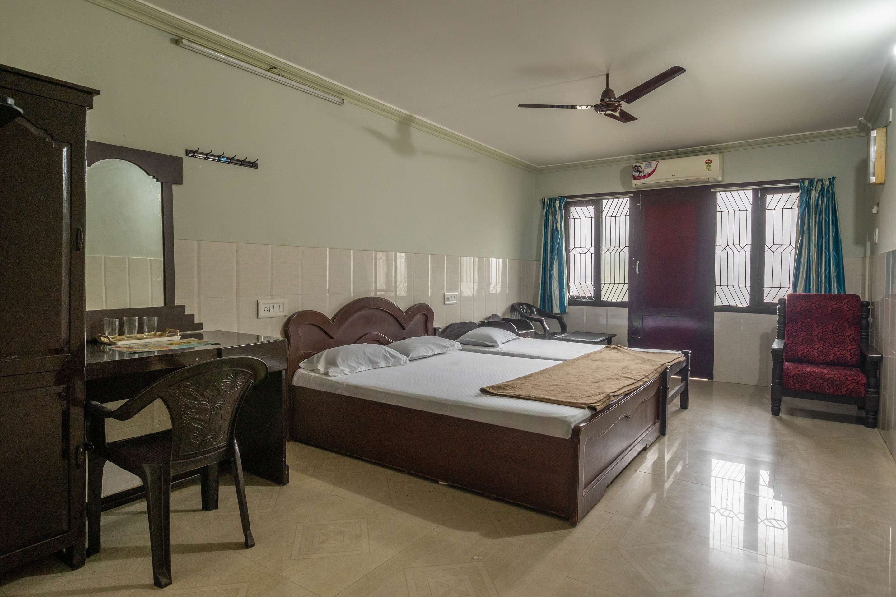 SPOT ON 49147 Grand Palace, SPOT ON Calicut, Book @ ₹1095 - OYO
