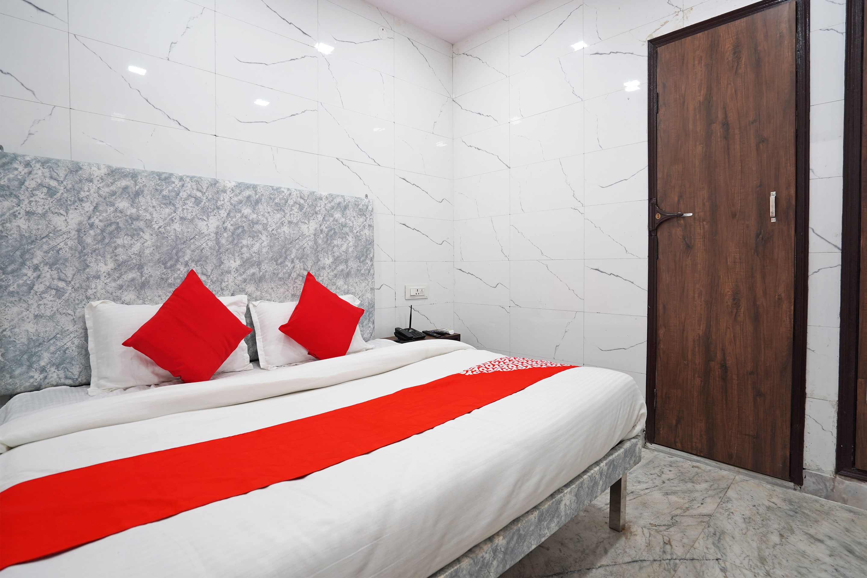 OYO Hotel Park View Near Adarsh Nagar Metro Station, OYO Rooms दिल्ली ...