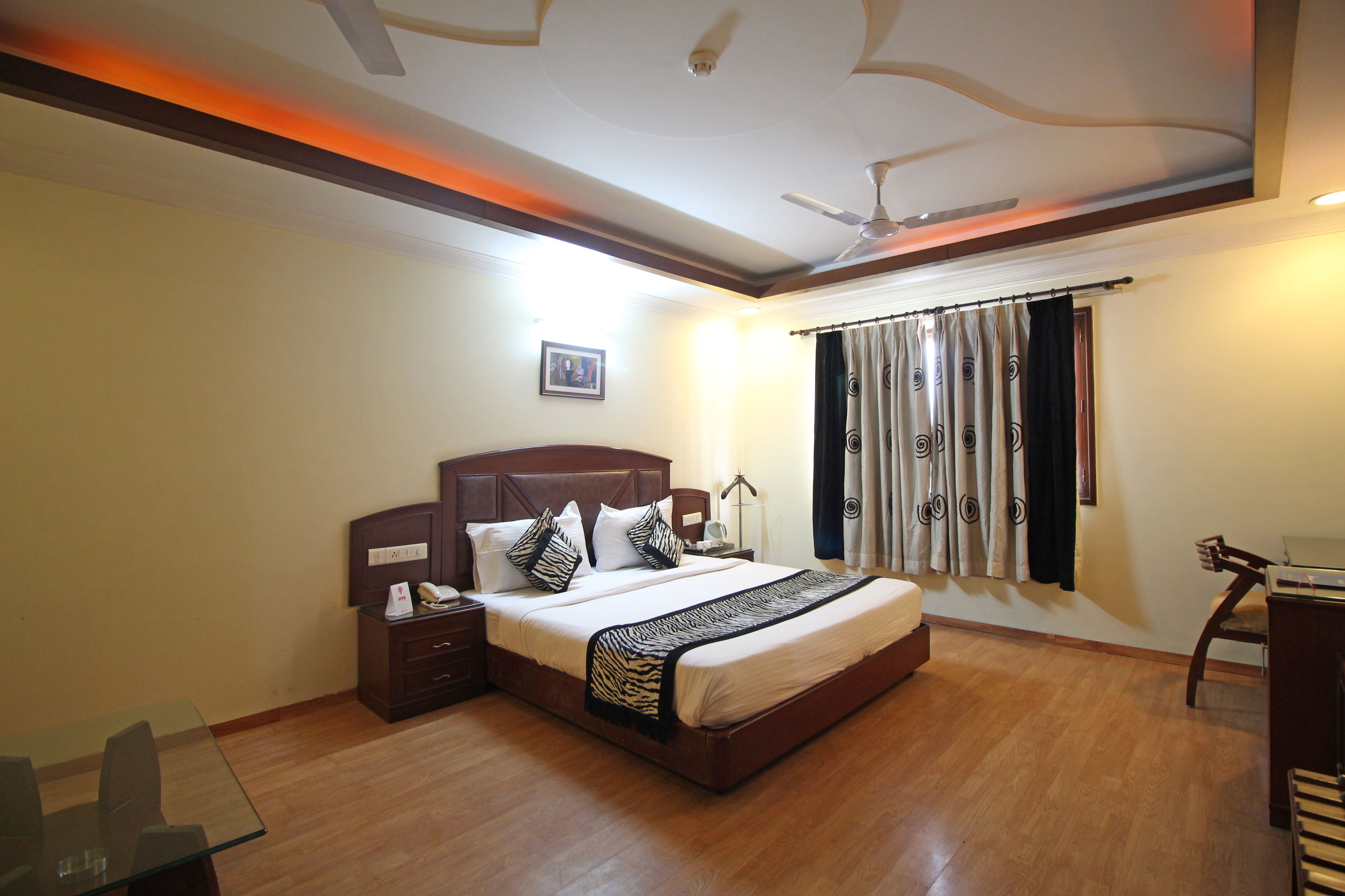 OYO Premium 536 Nehru Place Flyover, Premium Delhi, Book @ ₹1095 - OYO