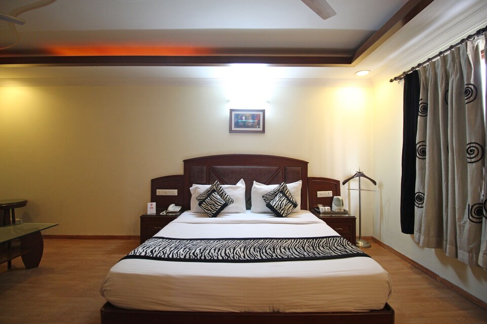 OYO Premium 536 Nehru Place Flyover, Premium Delhi, Book @ ₹1095 - OYO