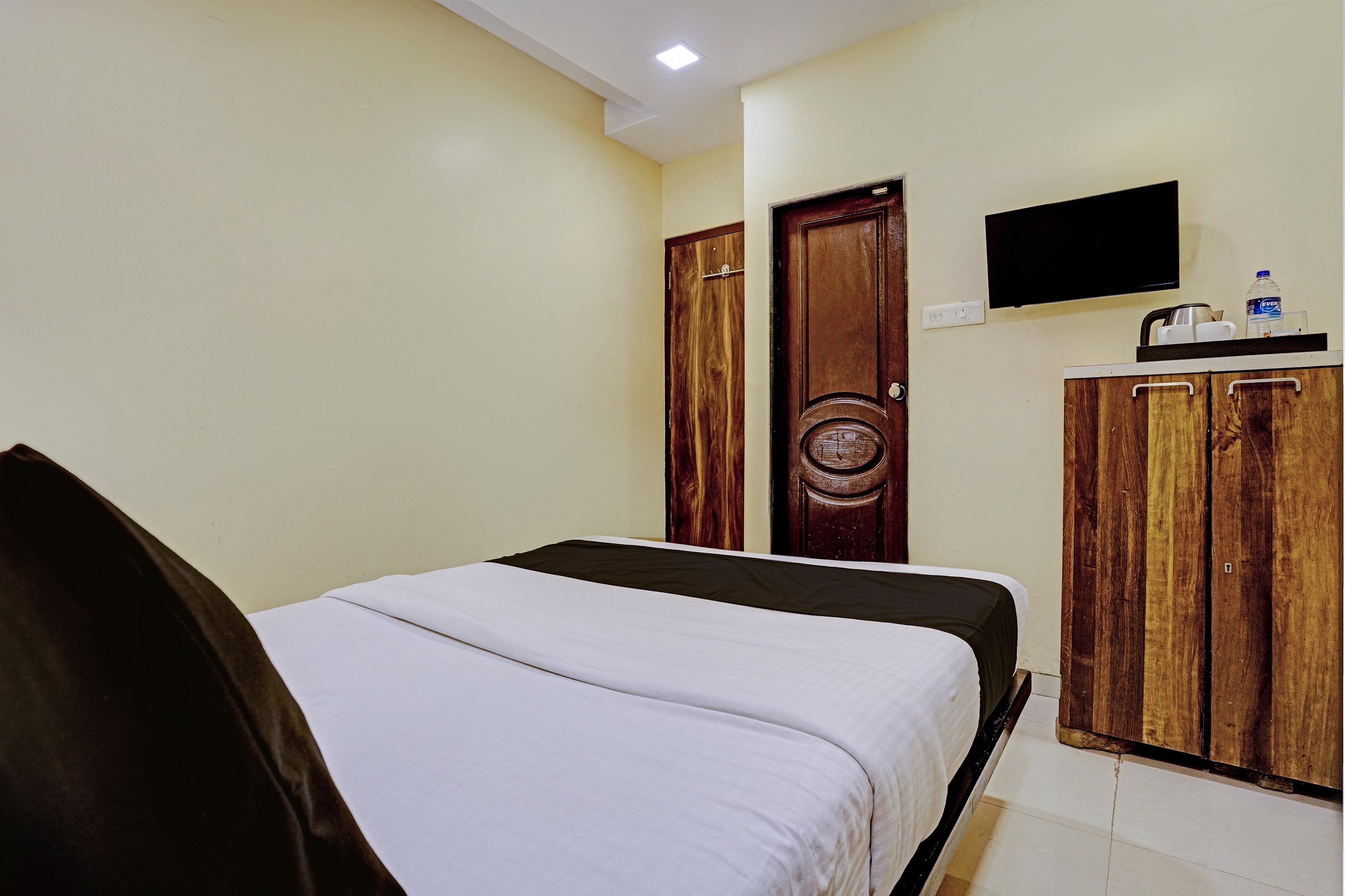 Super OYO Hotel O Airport Metro, Flagship Mumbai, Book @ ₹1345 - OYO