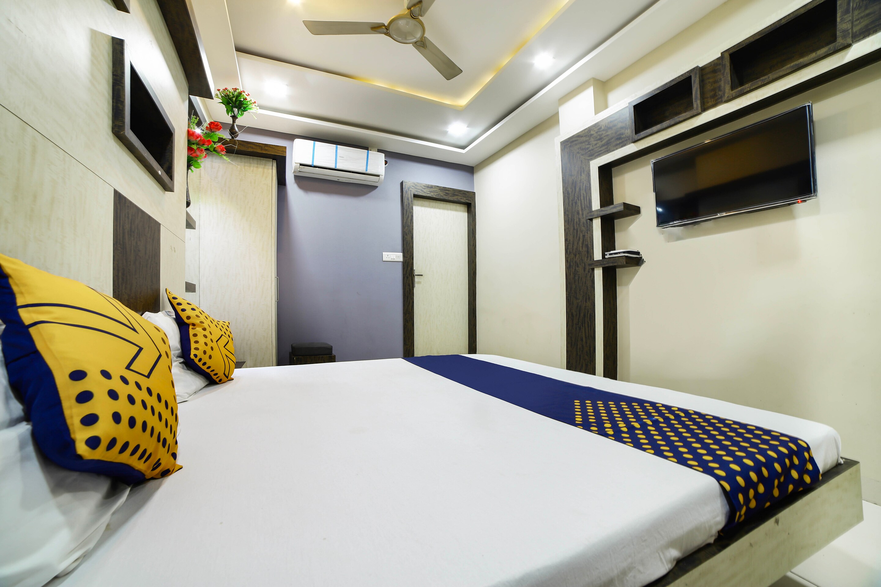 SPOT ON 66642 Sai Palace, SPOT ON Guna, Book @ ₹1095 - OYO