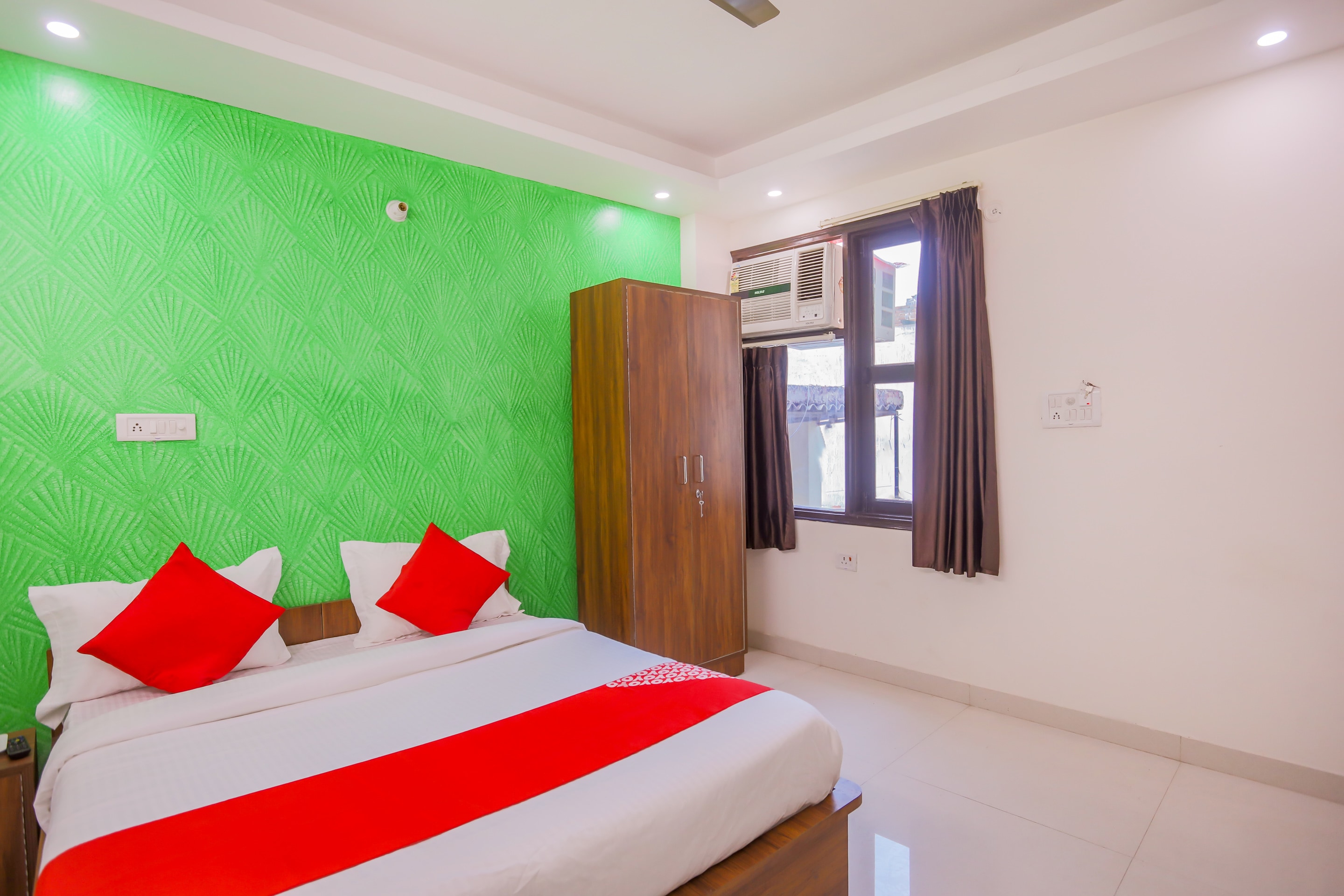 OYO Hotel Icon Near Delhi Airport, OYO Rooms Delhi Transit, Book @ ₹553 ...